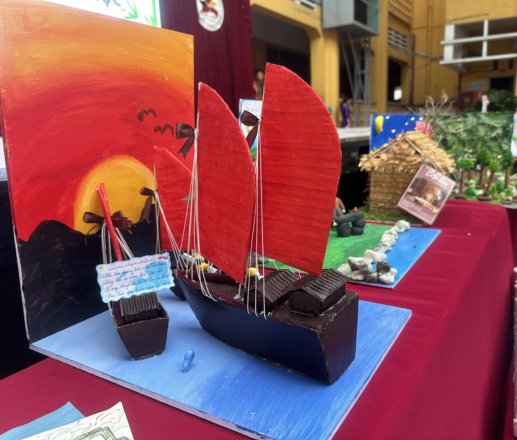 Teen Trường THPT Ten Lơ Man diễn kịch, cosplay để học văn