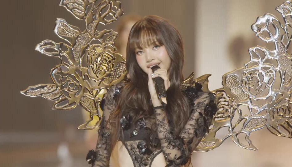 Lisa BlackPink gây sốt khi trình diễn tại Victoria’s Secret 2024 | VOZ
