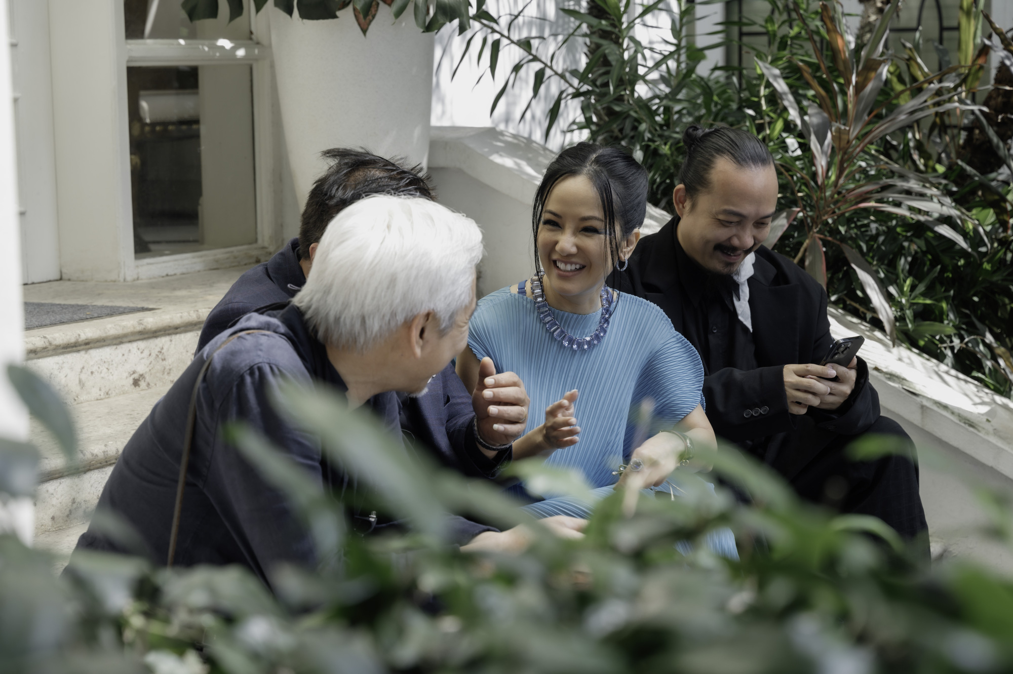 Hong Nhung makes music to honor street sweepers, shoe shiners and housewives - Vietnam.vn