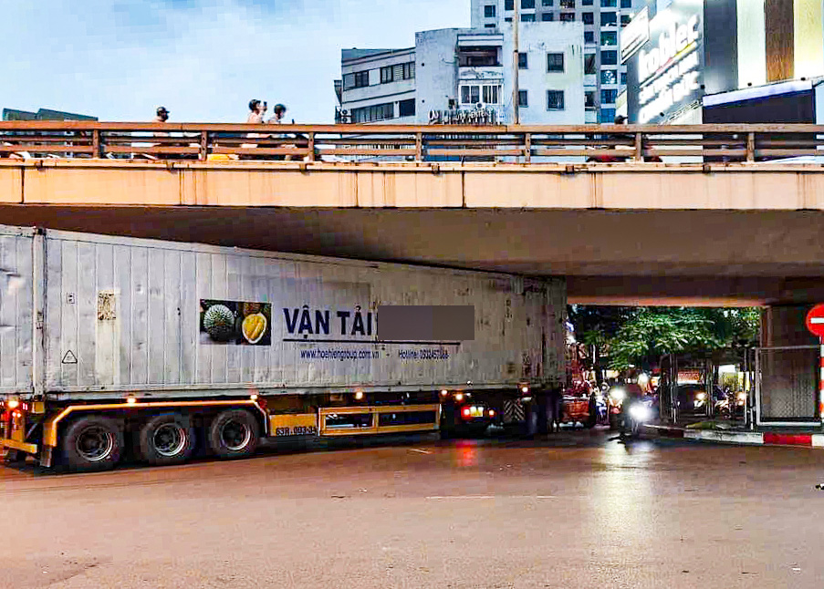 Xe container kẹt dưới gầm cầu vượt Ngã Tư Sở: Tài xế nói đi theo chỉ dẫn của "gu gồ máp" - Tin Hay