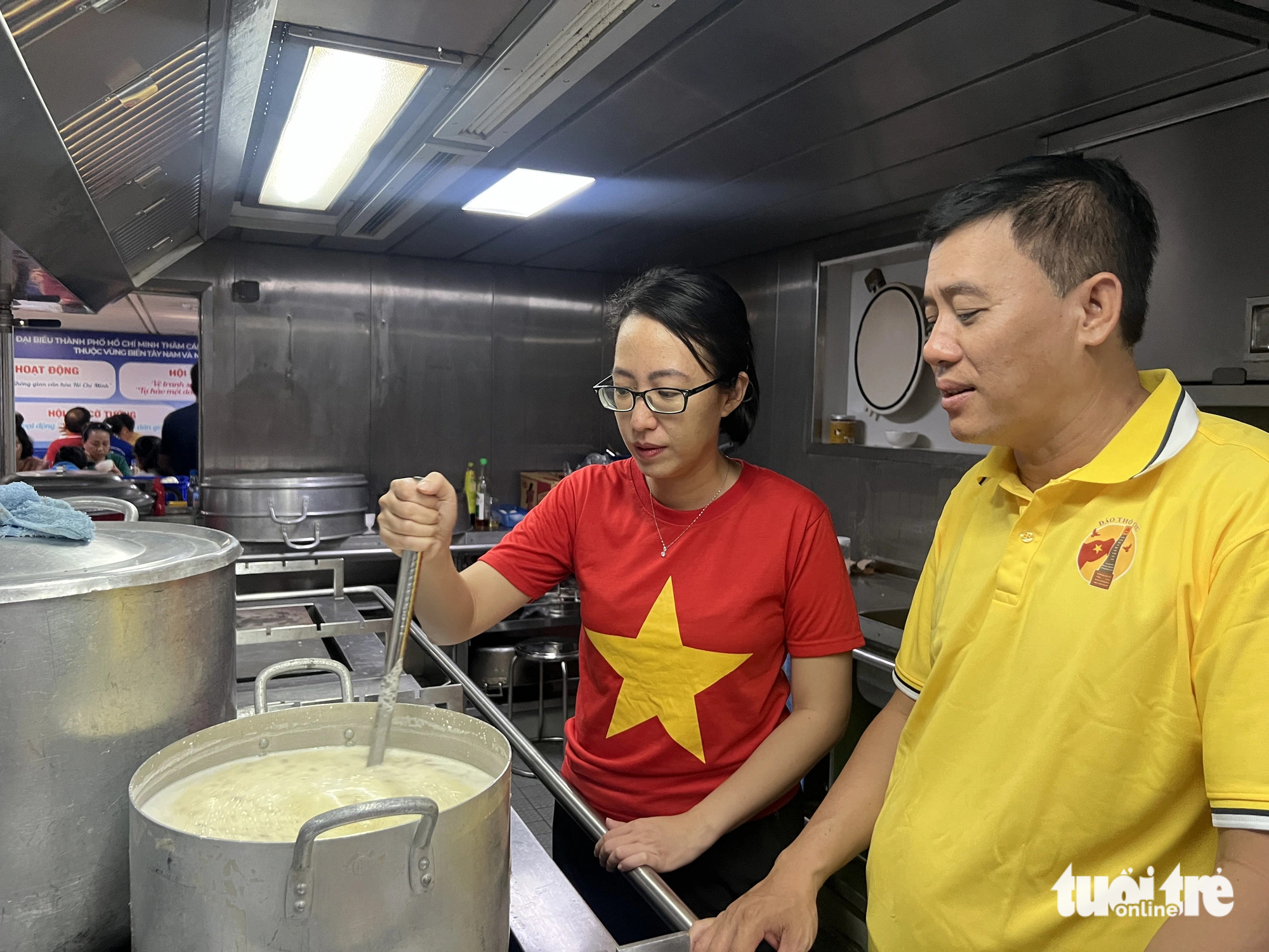 Những mẻ bánh giò đặc biệt trên tàu KN-290 - Tuổi Trẻ Online