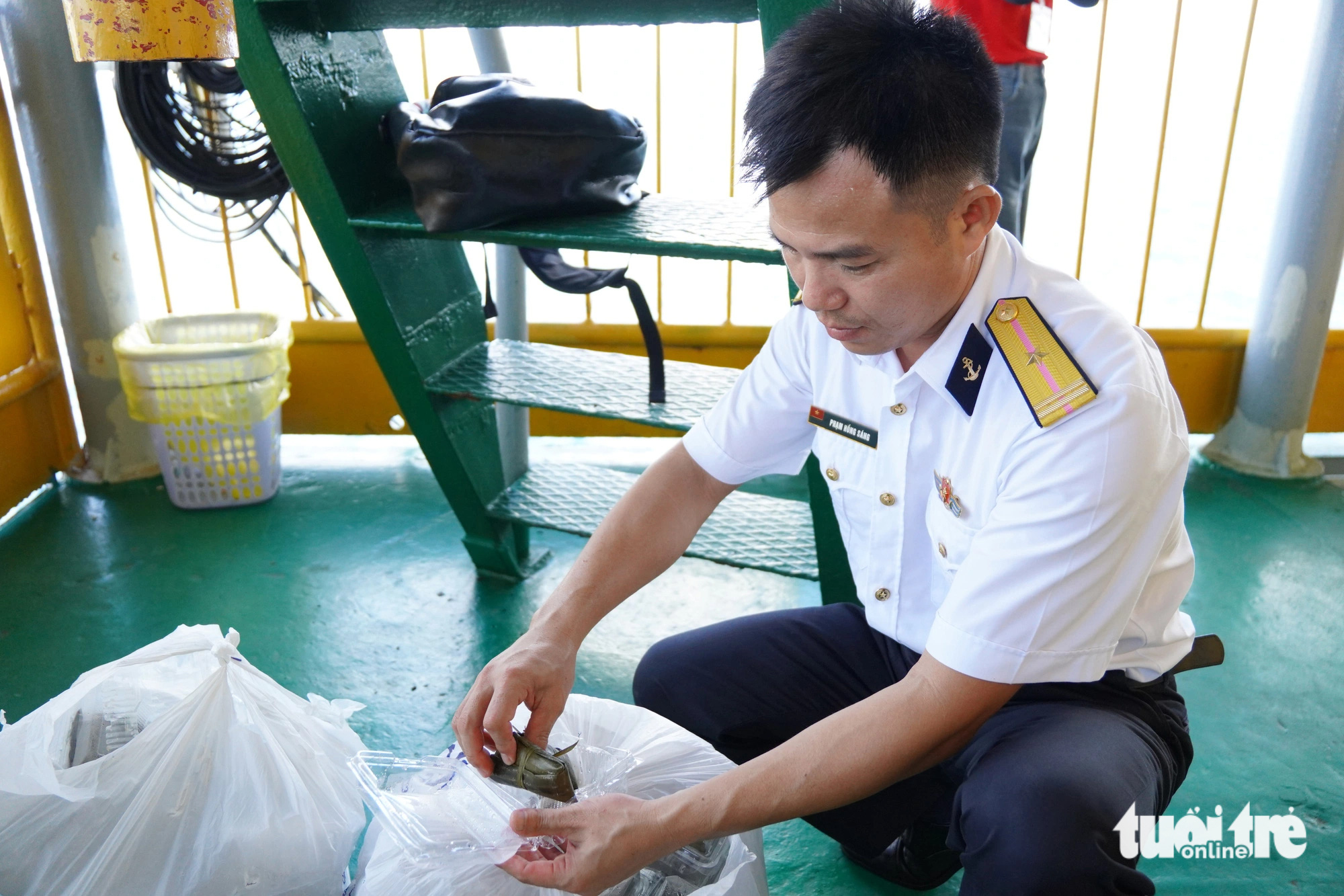 Những mẻ bánh giò đặc biệt trên tàu KN-290 - Tuổi Trẻ Online