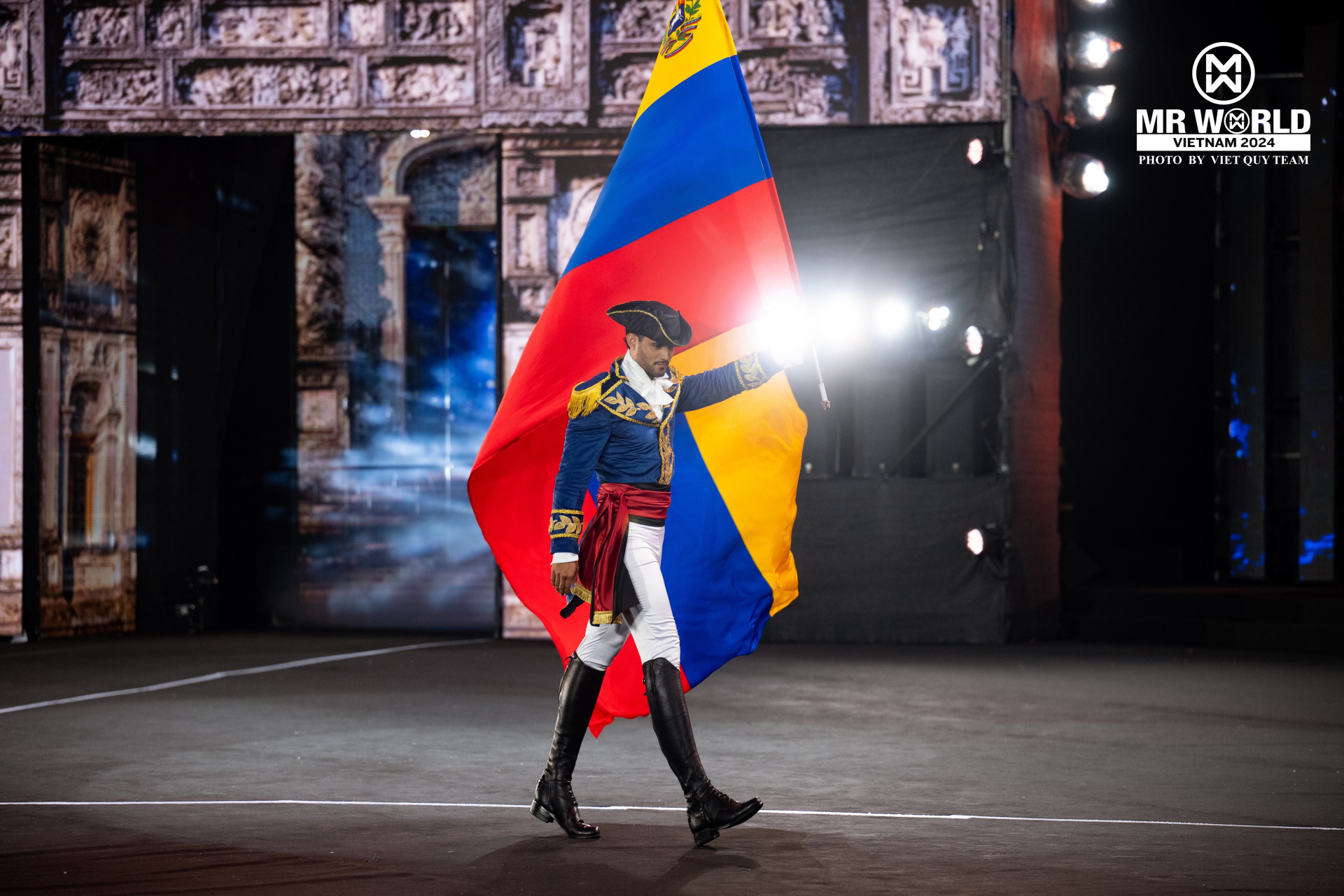 Loạt trang phục ấn tượng đêm National Costume của Mr World - Tuổi Trẻ ...