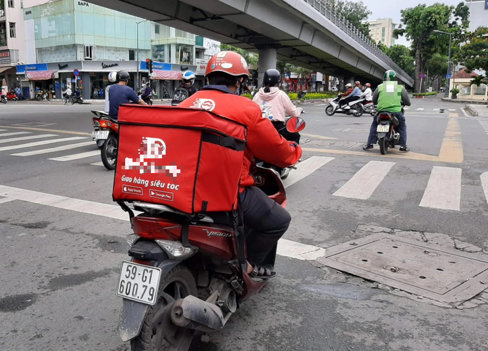 Shipper 'xịn' cũng khổ, từng bị dọa đánh vì 'shipper dỏm' - Tuổi Trẻ Online
