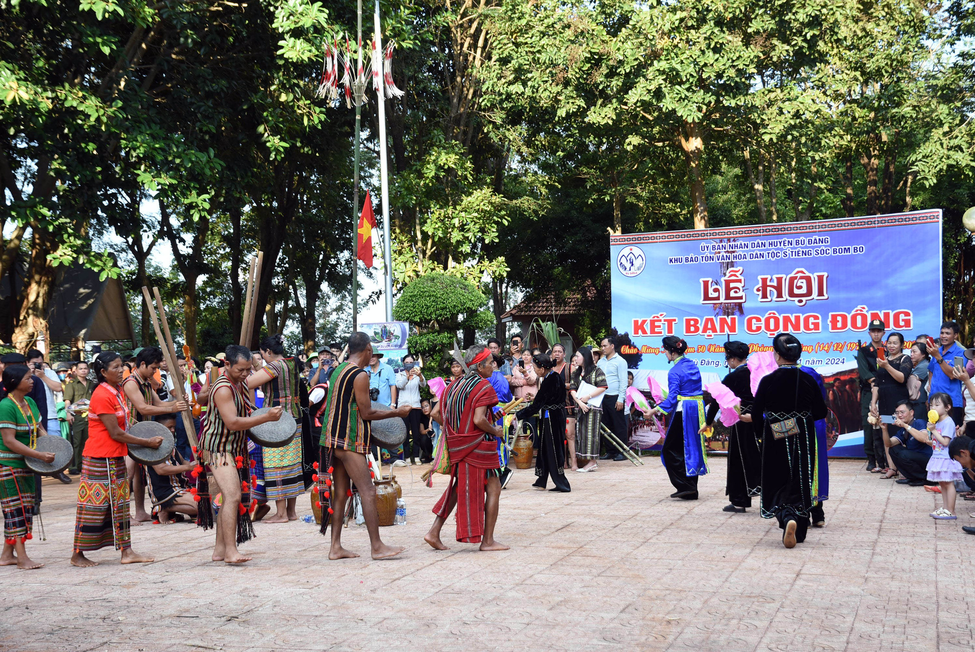 Quê hương sóc Bom Bo huyền thoại đón nhận Huân chương Lao động hạng nhì ...