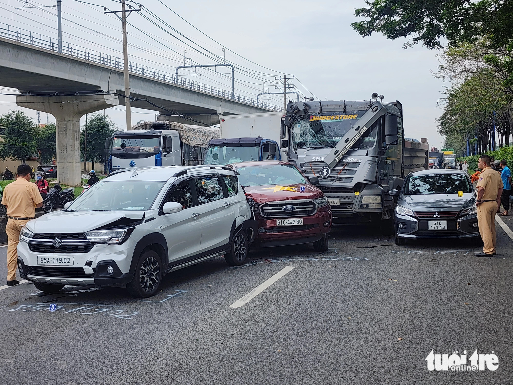 Xe ben chở đá tông 5 ô tô, xe tải ở TP Thủ Đức, giao thông ùn ứ 3km ...