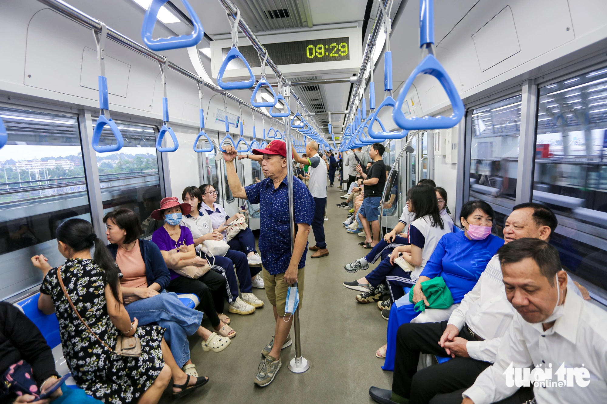 Không khí sôi động tại ga metro, người dân TP.HCM thích thú trải nghiệm ...