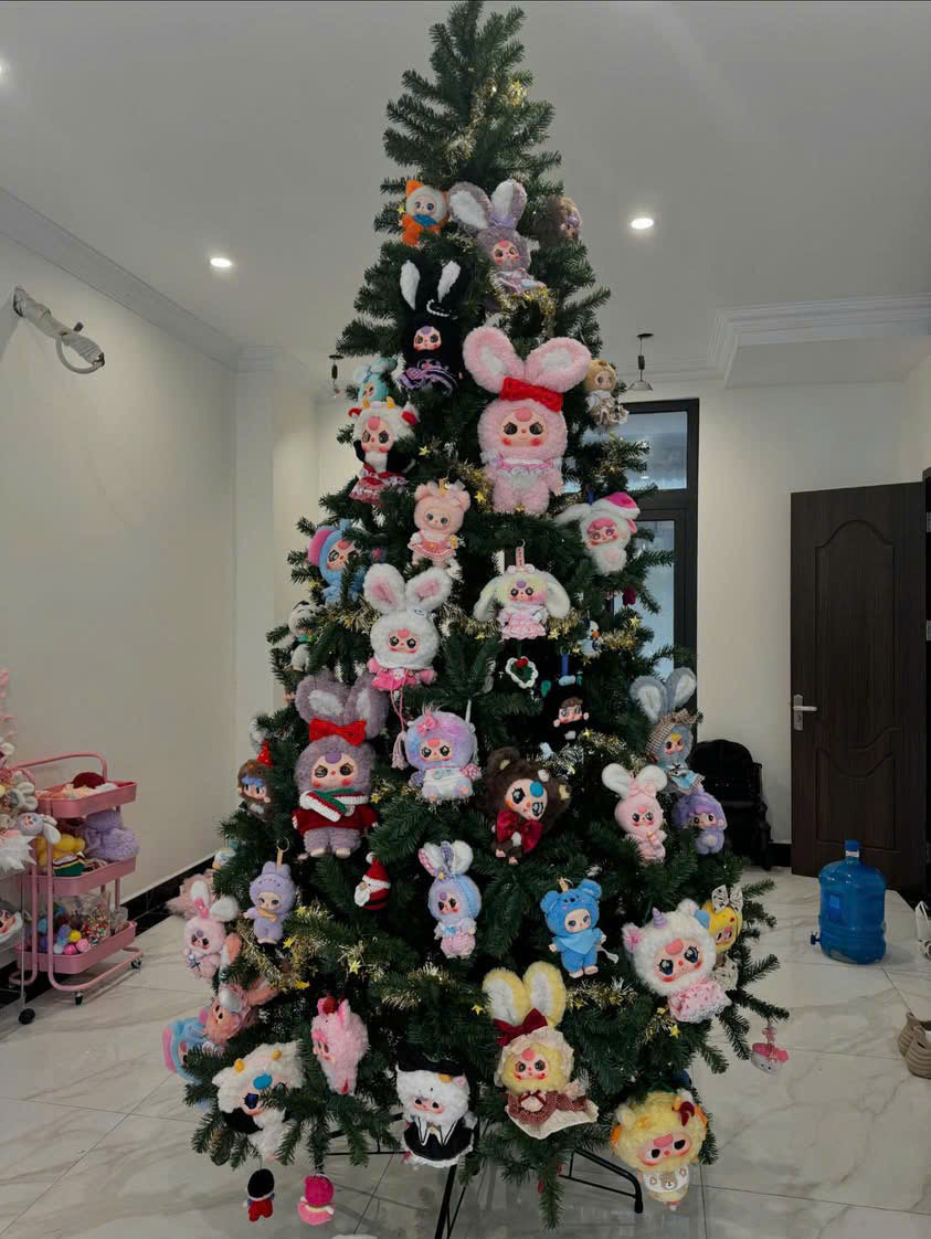 Cây thông Noel lung linh với Labubu, Baby Three