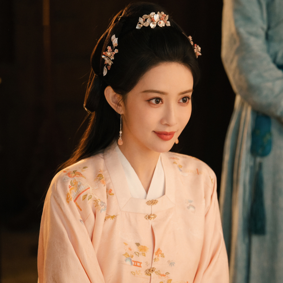 Cặp đôi phim 'Cửu trùng tử' chật vật khi quay cảnh hôn - Tuổi Trẻ Online