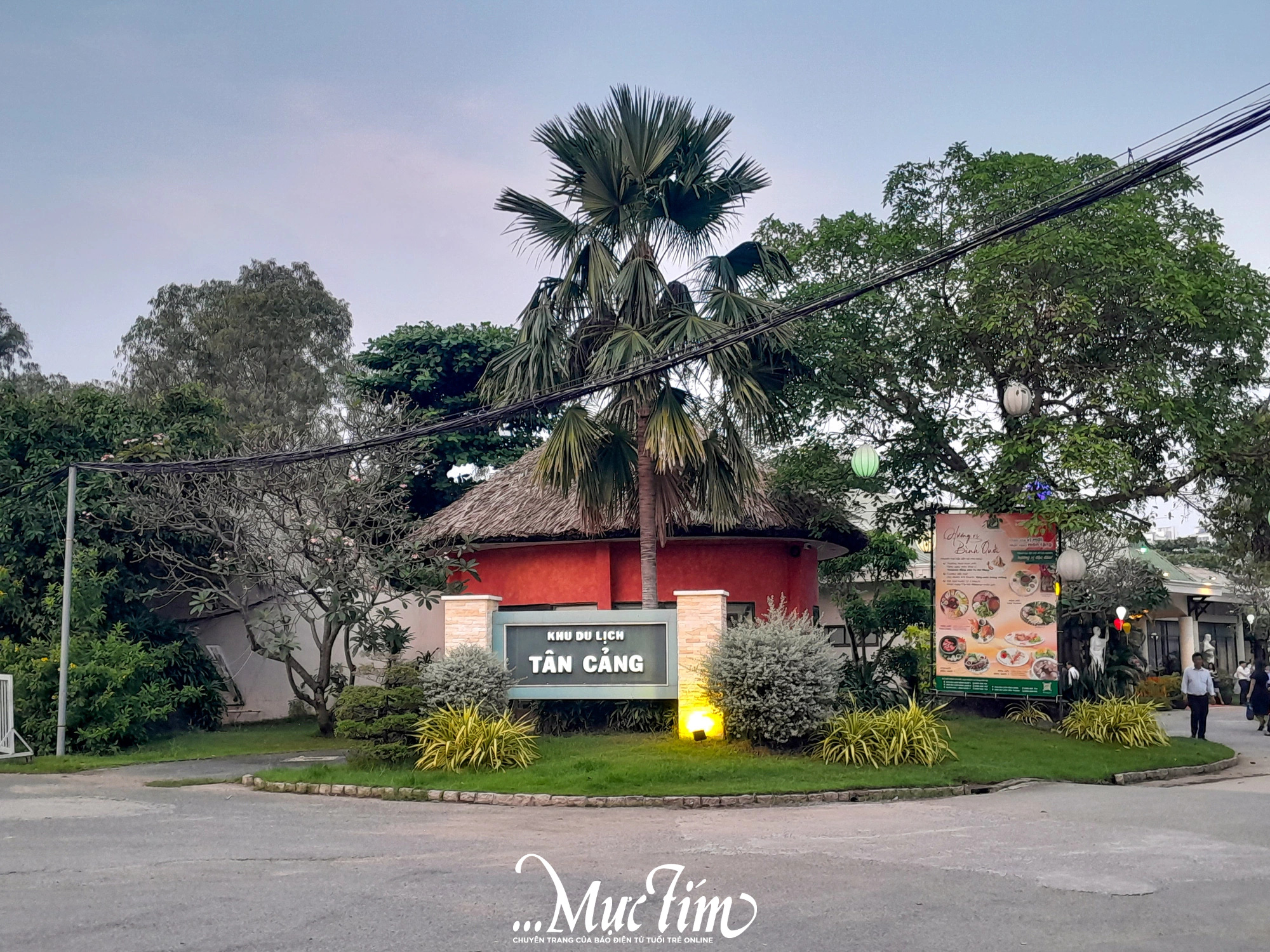 Ga metro Văn Thánh và Tân Cảng có những địa điểm vui chơi, ăn uống nào?