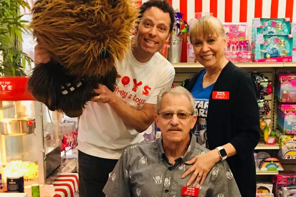 Cửa hàng truyền cảm hứng phim hoạt hình Toy Story sắp đóng cửa - Tuổi ...