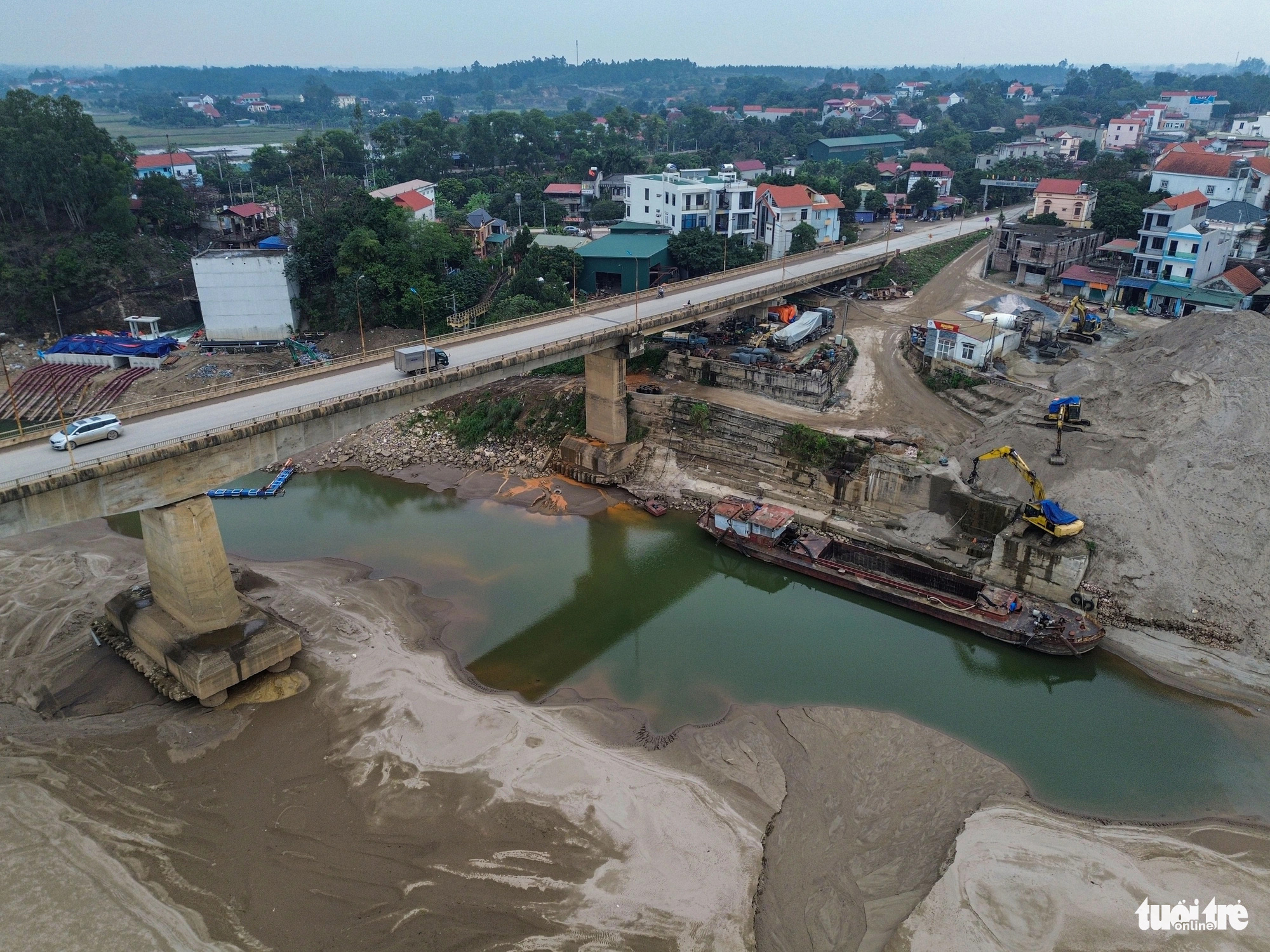 Thủy điện vừa xả hàng tỉ m³ nước, tình trạng xói lở cầu Trung Hà hiện ...