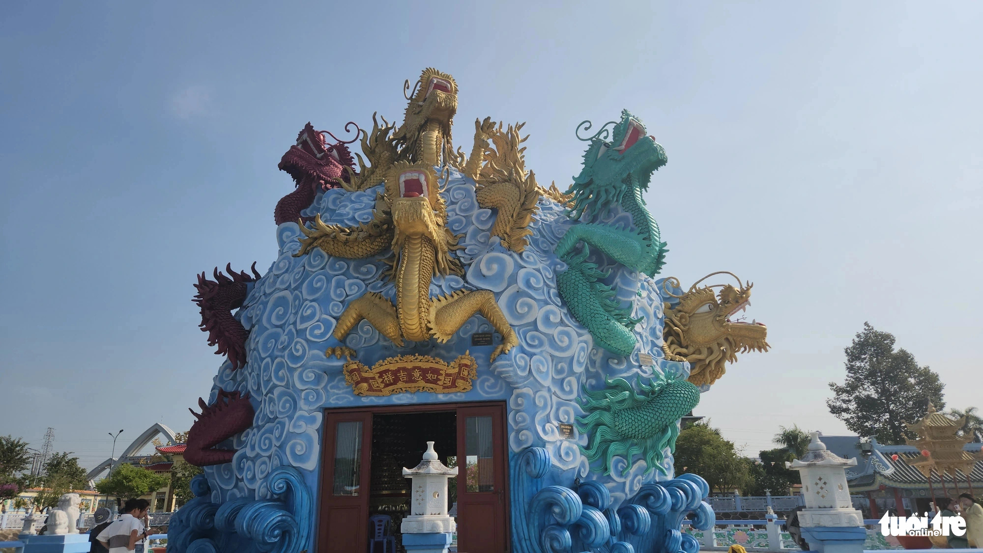 Khách du lịch đổ về thăm chùa 'chín đầu rồng' năm Giáp Thìn - Tuổi Trẻ ...
