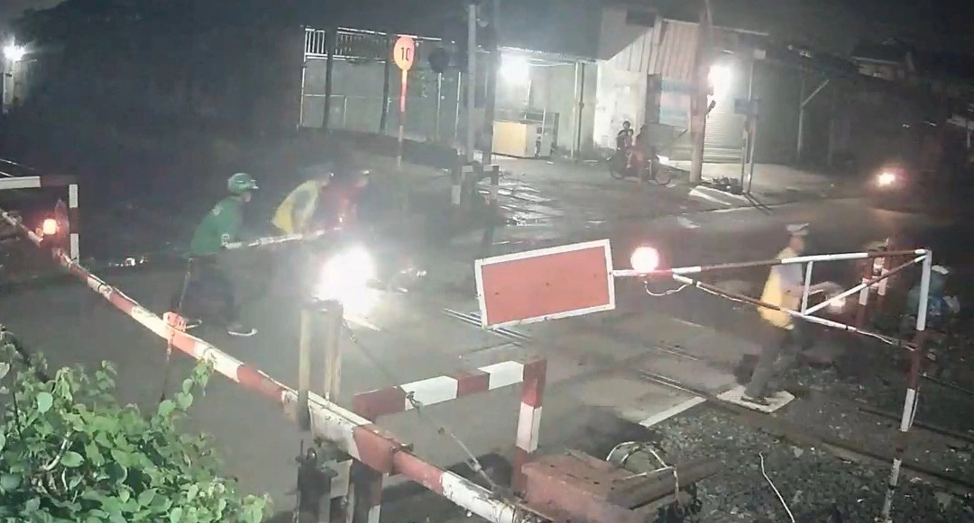 Xem những pha nhân viên đường sắt cứu người tông văng chắn khi tàu sắp ...