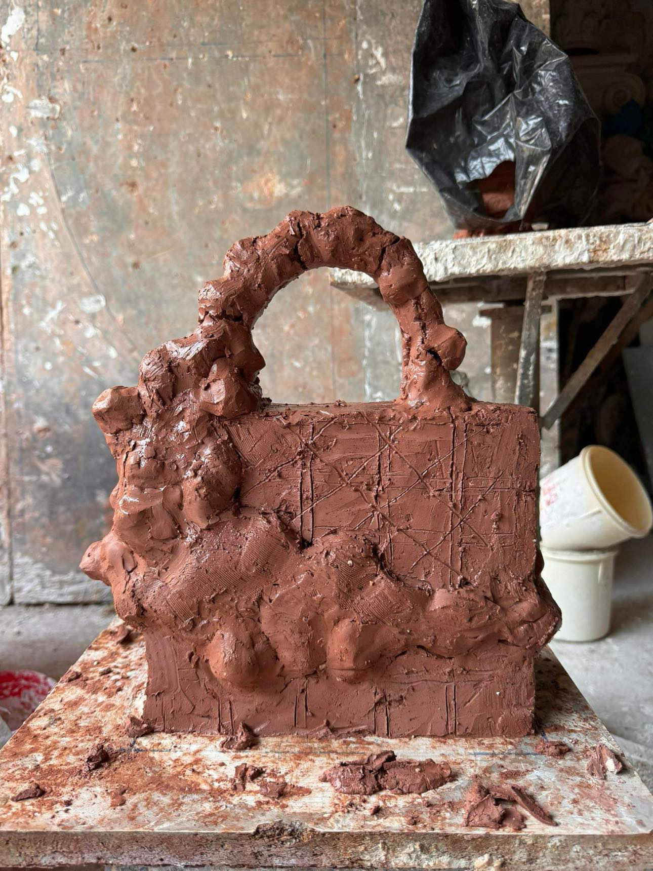 Hành trình 'hô biến' túi hàng hiệu thành tác phẩm nghệ thuật Lady Cloud ...