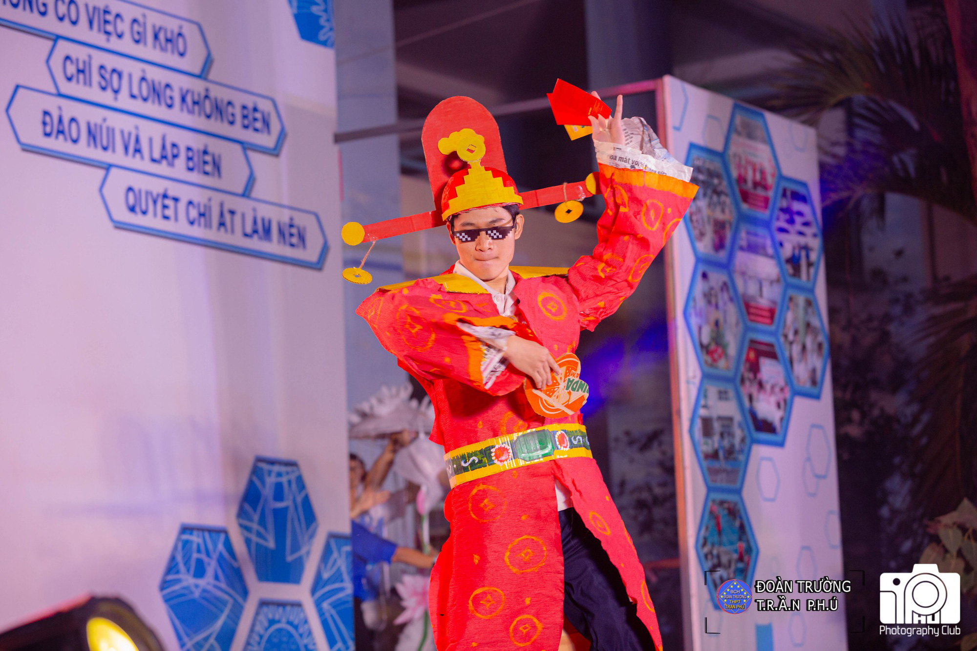 Teen THPT Trần Phú cosplay bằng trang phục tái chế