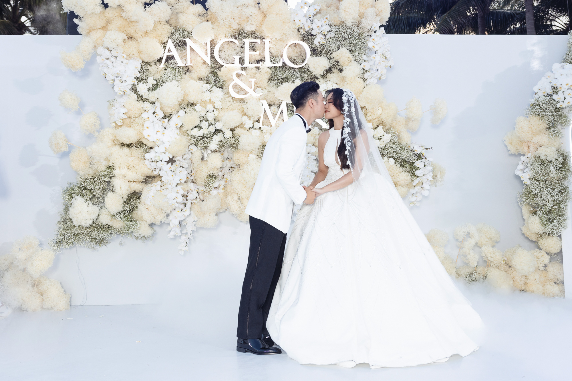 Tiệc cưới toàn sắc trắng tinh khôi của Mika Nguyễn - ái nữ gia tộc ...