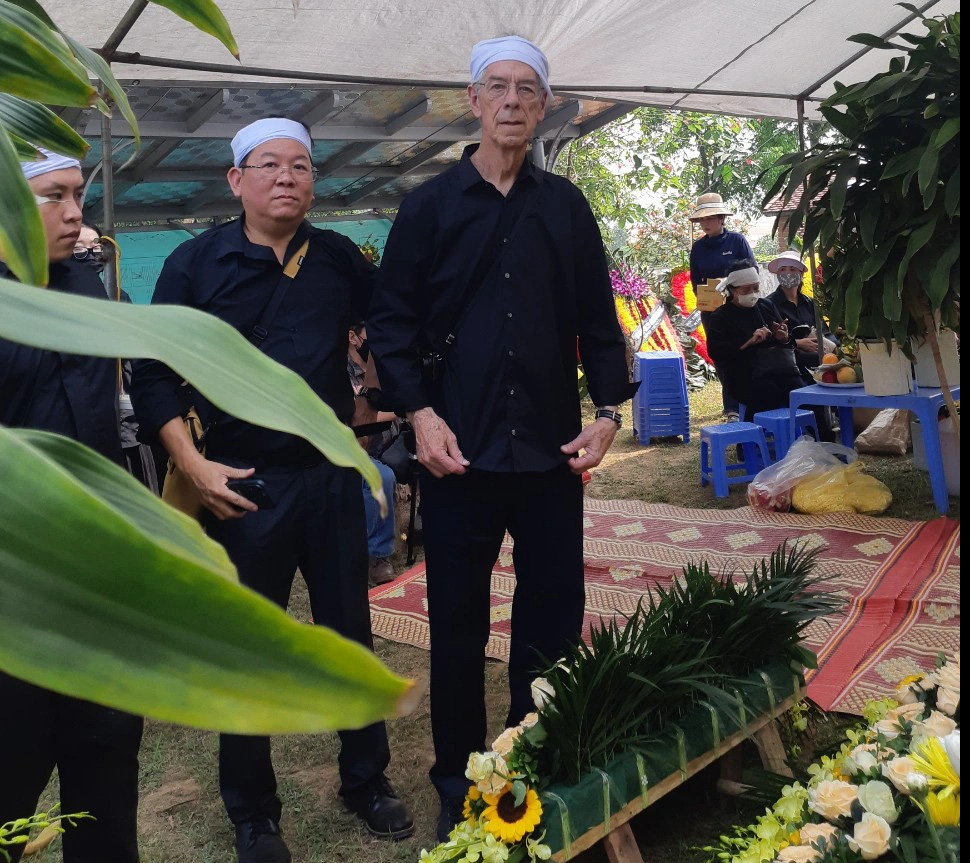 Cựu binh Mỹ đội khăn tang trắng tiễn biệt mẹ Doãn Ngọc Trâm - Tuổi Trẻ ...