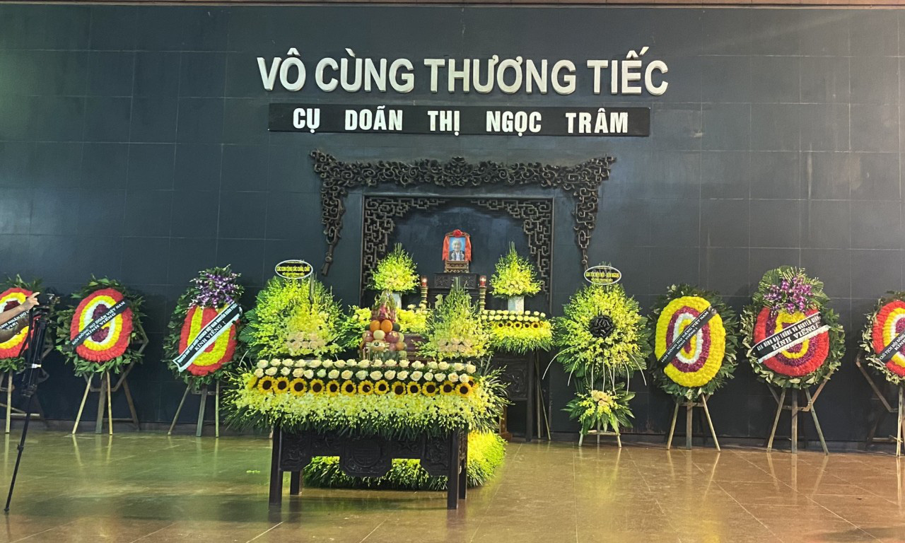 Cựu binh Mỹ đội khăn tang trắng tiễn biệt mẹ Doãn Ngọc Trâm - Tuổi Trẻ ...
