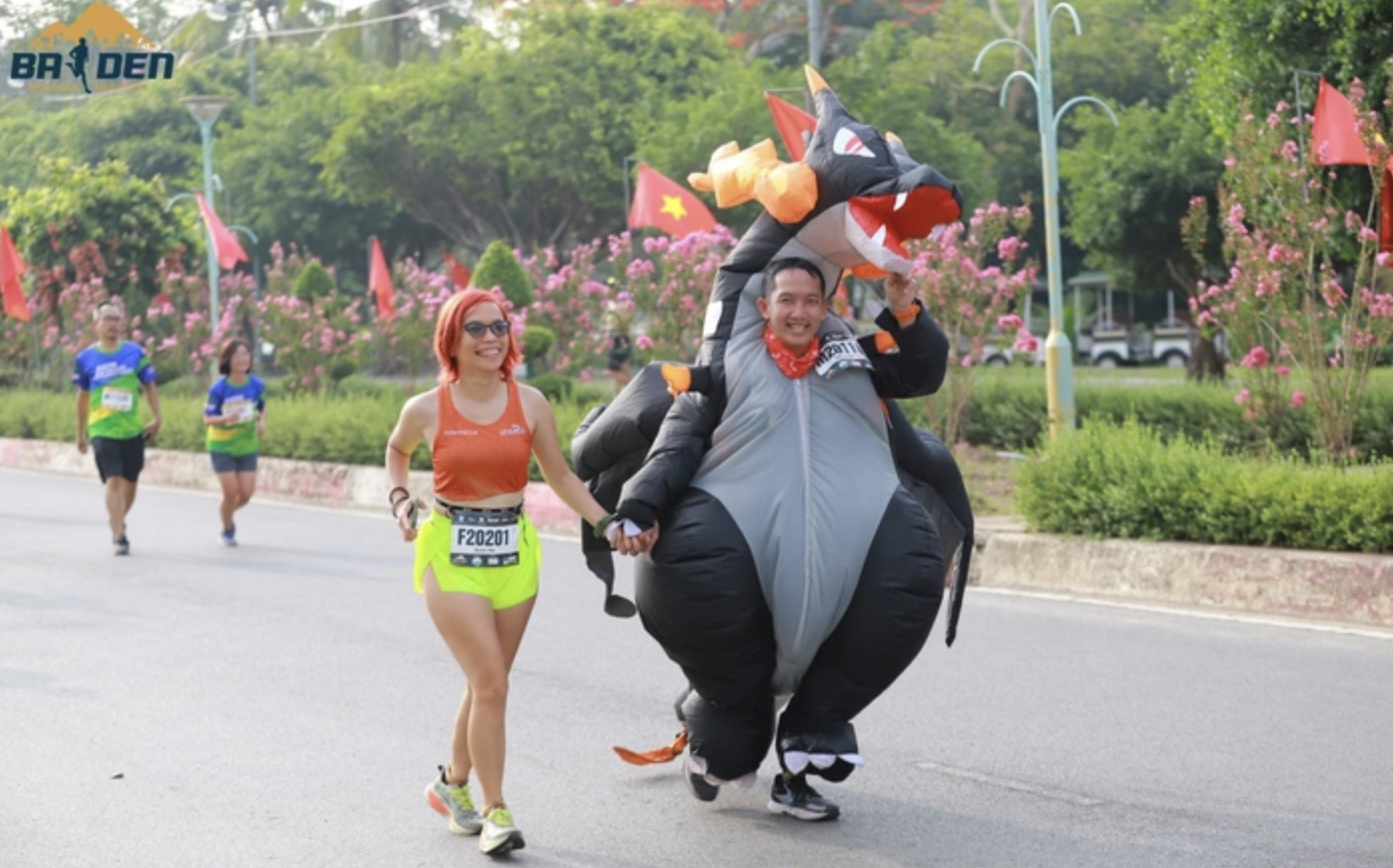 Muôn kiểu cosplay của runner trên đường chạy marathon - Tuổi Trẻ Online