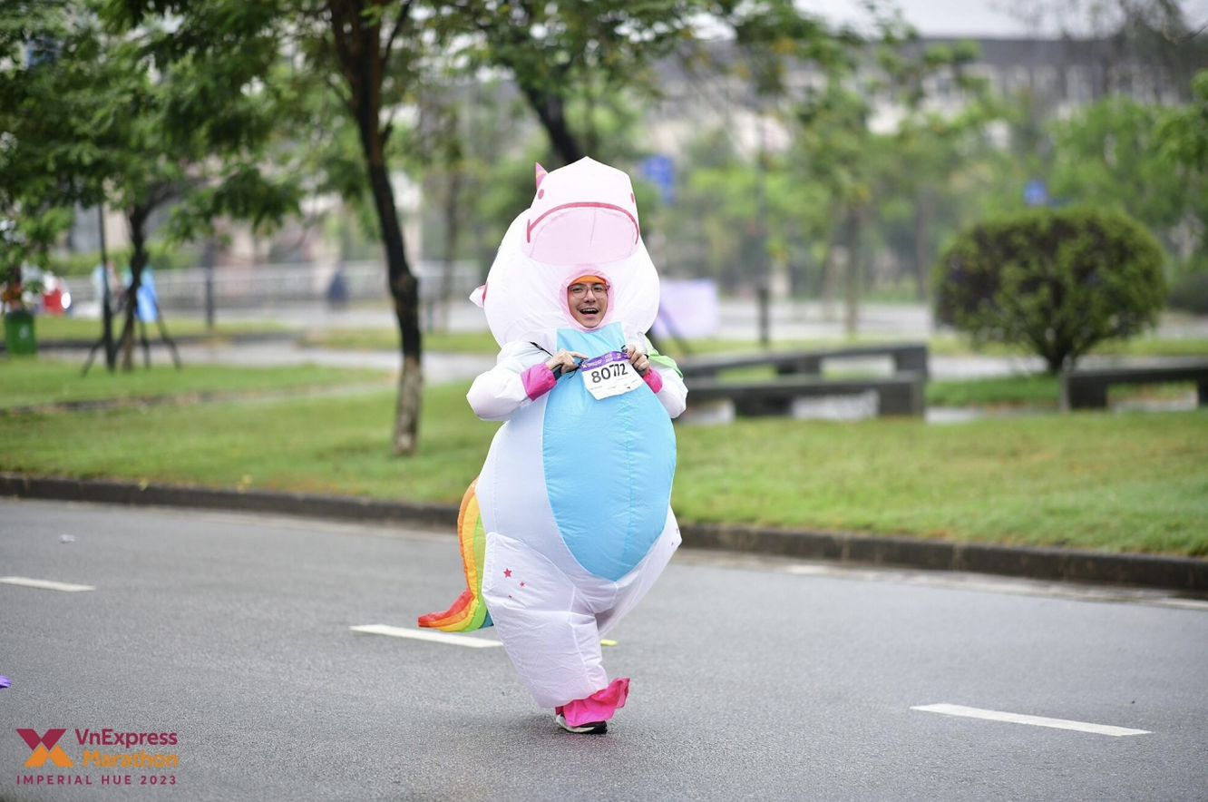 Muôn kiểu cosplay của runner trên đường chạy marathon - Tuổi Trẻ Online