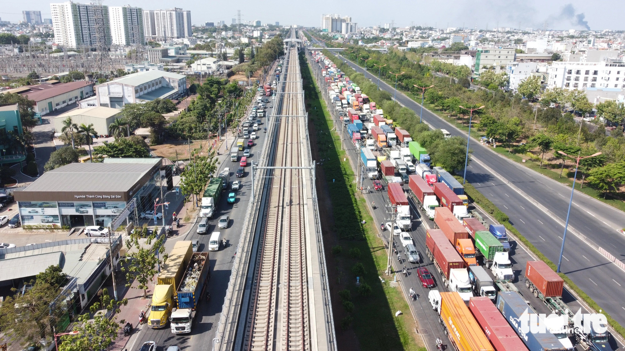 Xe cộ ‘ken đặc’ trên đường Võ Nguyên Giáp, đi không xong, quay đầu ...