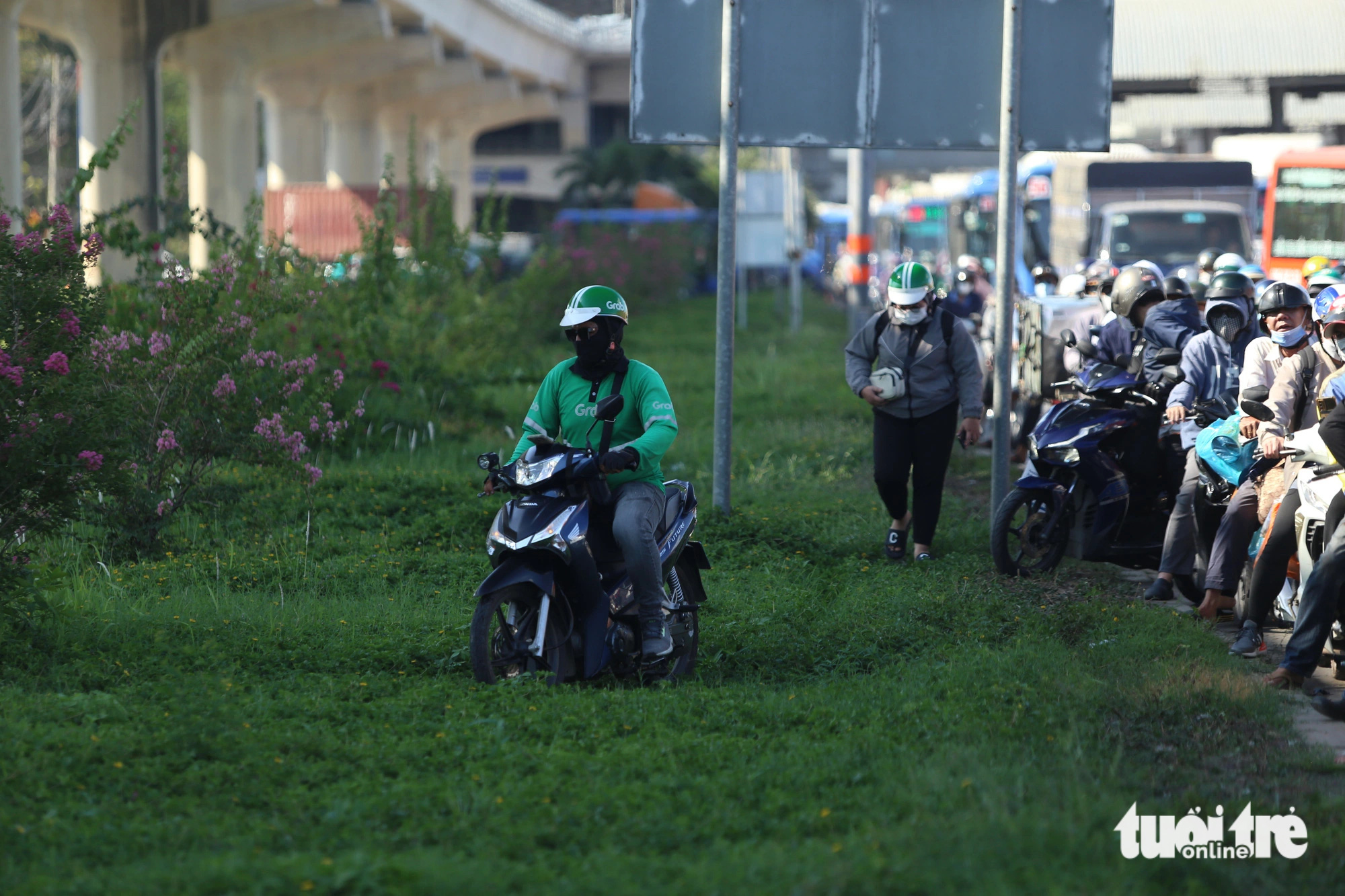 Xe cộ ‘ken đặc’ trên đường Võ Nguyên Giáp, đi không xong, quay đầu ...