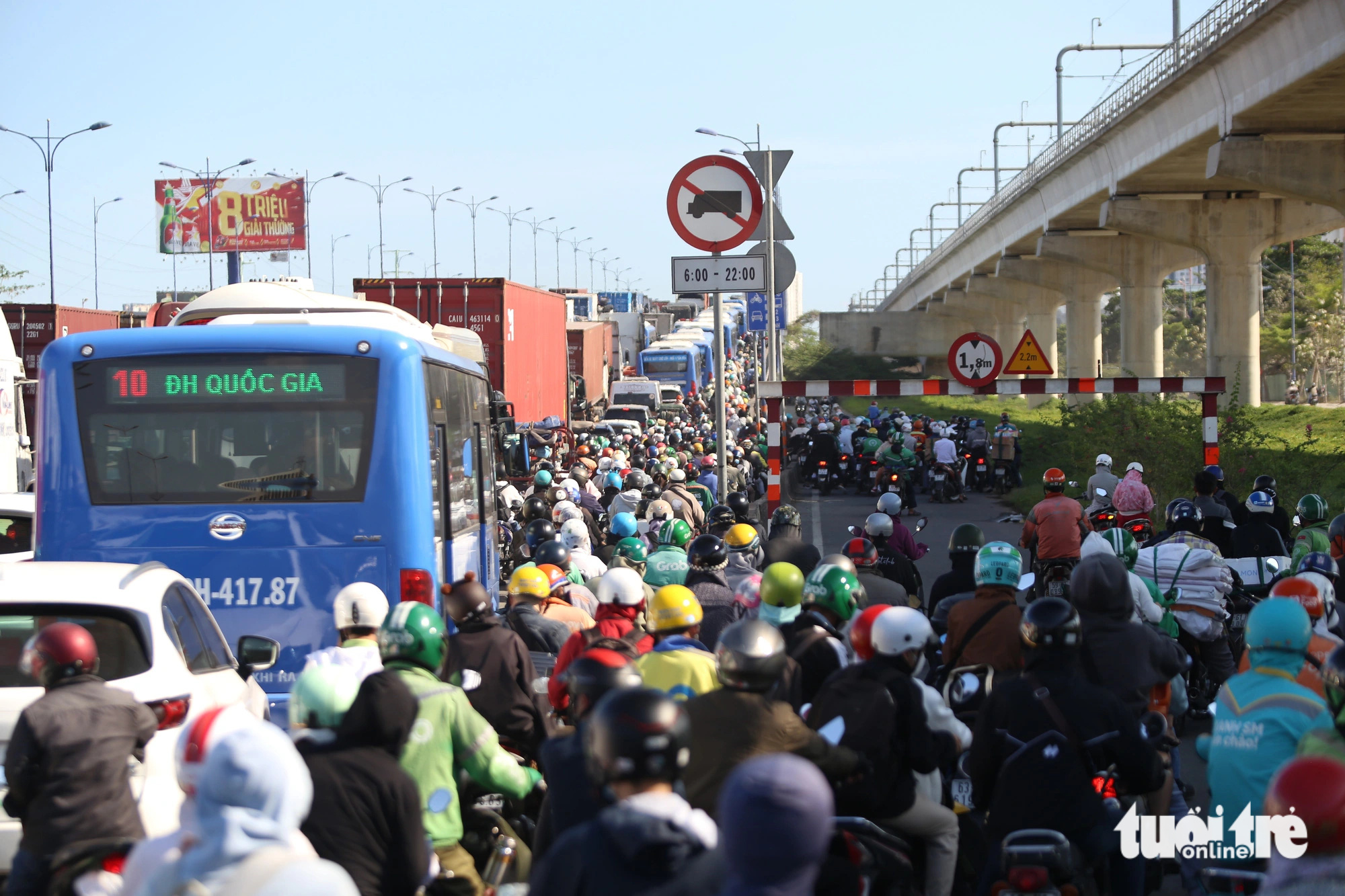 Xe cộ ‘ken đặc’ trên đường Võ Nguyên Giáp, đi không xong, quay đầu ...