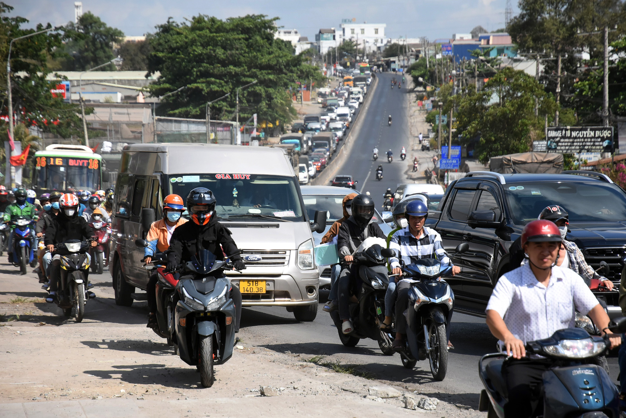 Xe né cao tốc, quốc lộ 1 qua Đồng Nai ùn ứ kéo dài - Tuổi Trẻ Online