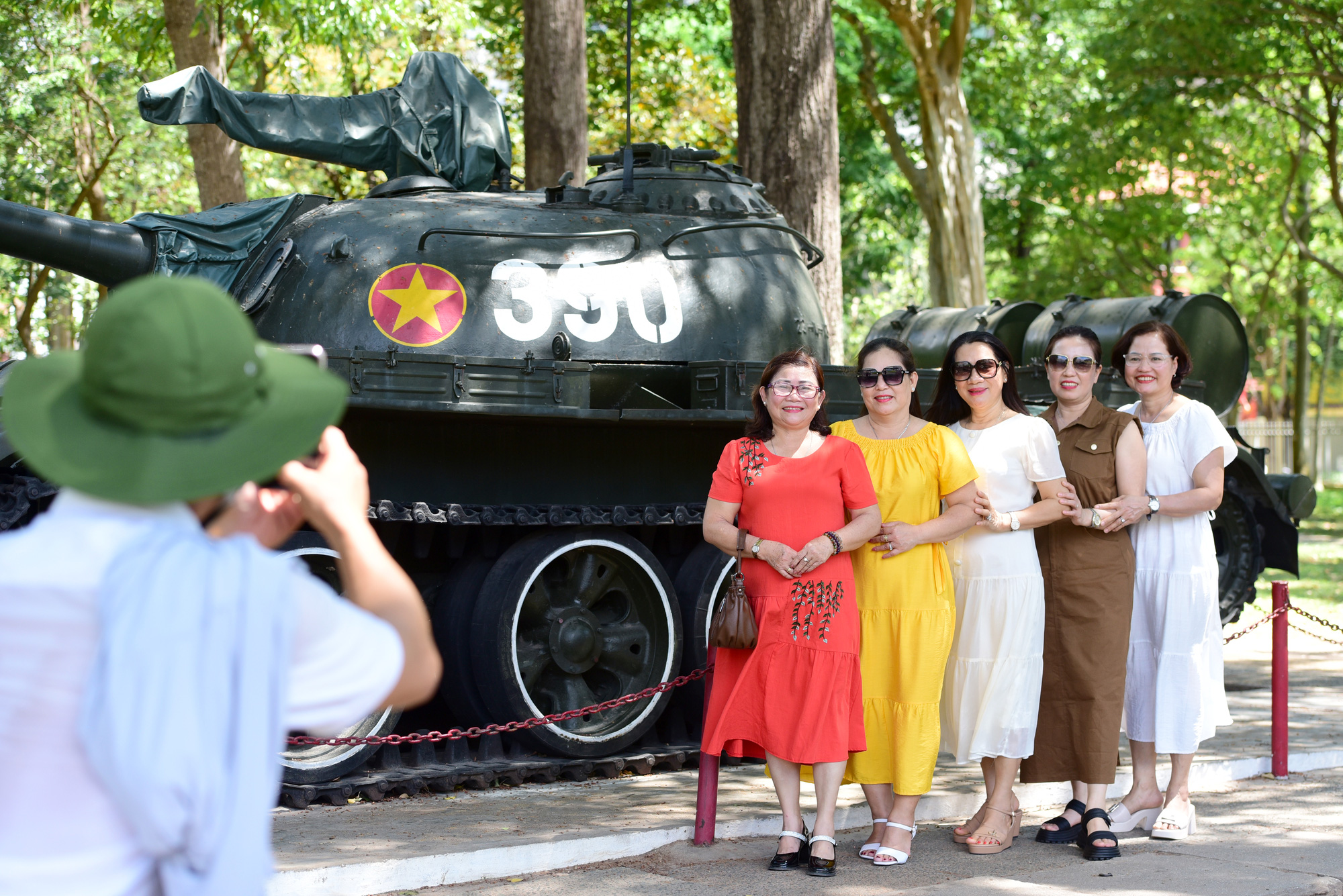 Xếp hàng dài chờ mua vé tham quan Dinh Độc Lập ngày 30-4 - Tuổi Trẻ Online