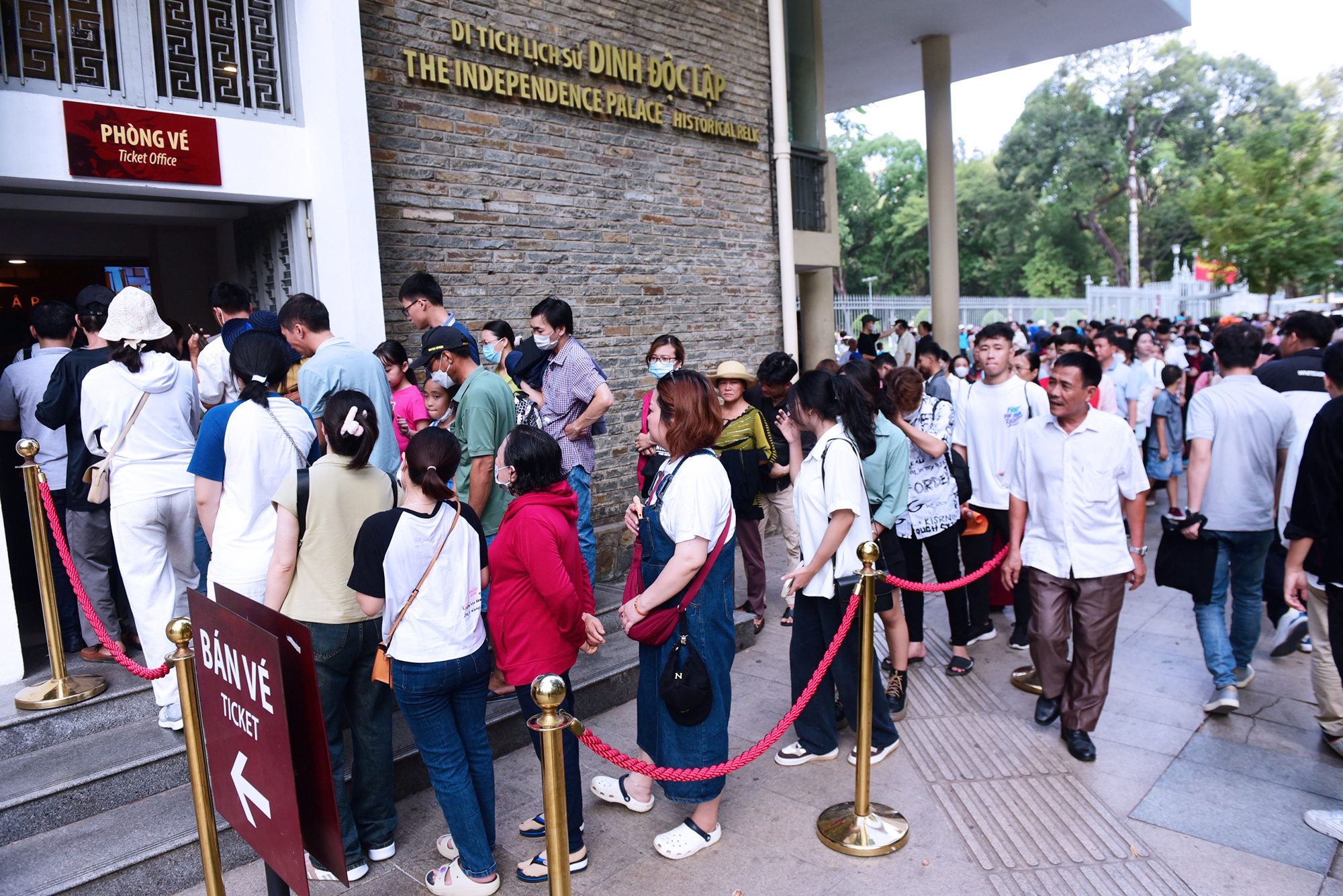 Xếp hàng dài chờ mua vé tham quan Dinh Độc Lập ngày 30-4 - Tuổi Trẻ Online