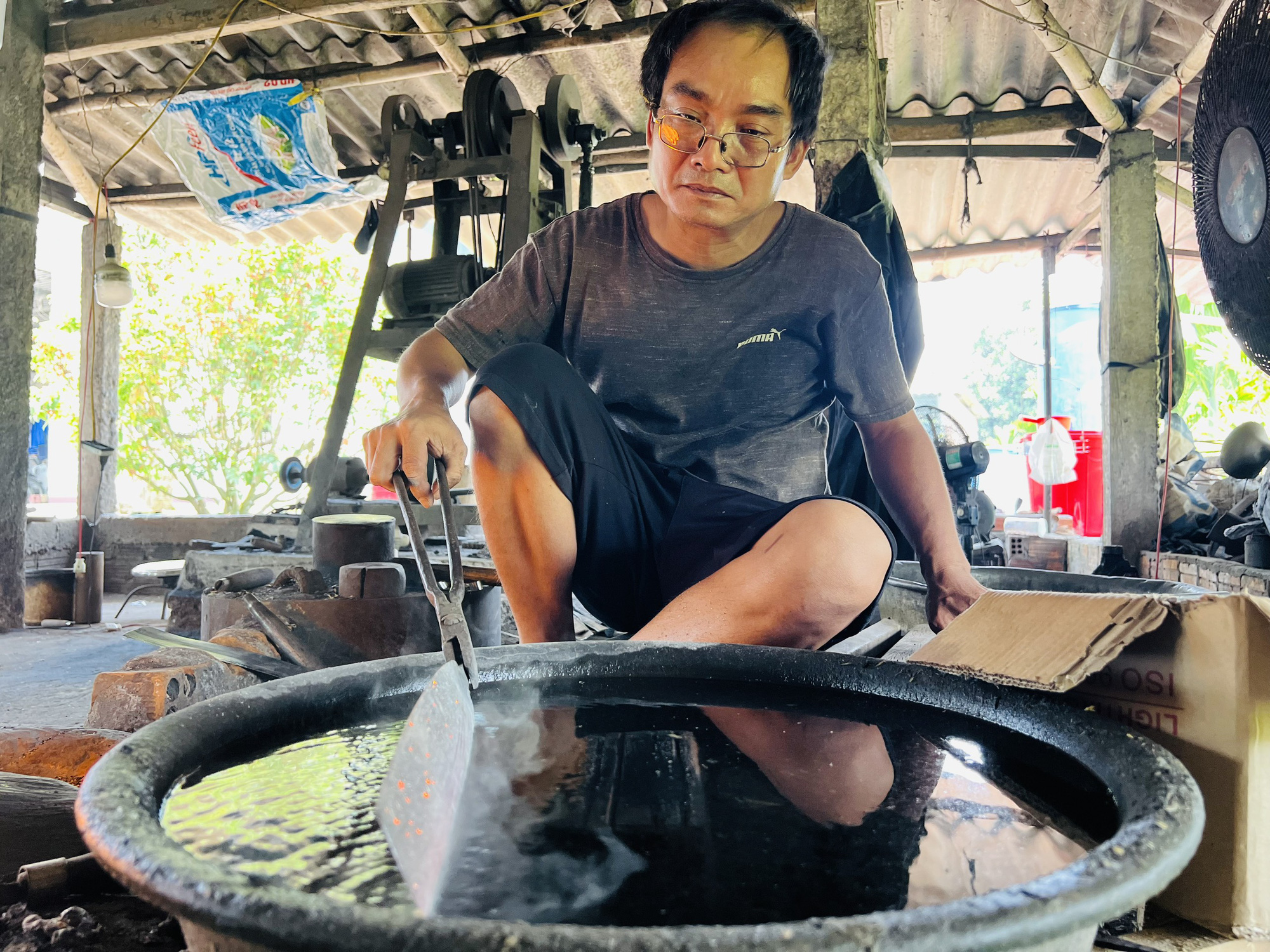 Thăm làng rèn đỏ lửa 300 năm được công nhận làng nghề OCOP 3 sao - Tuổi ...