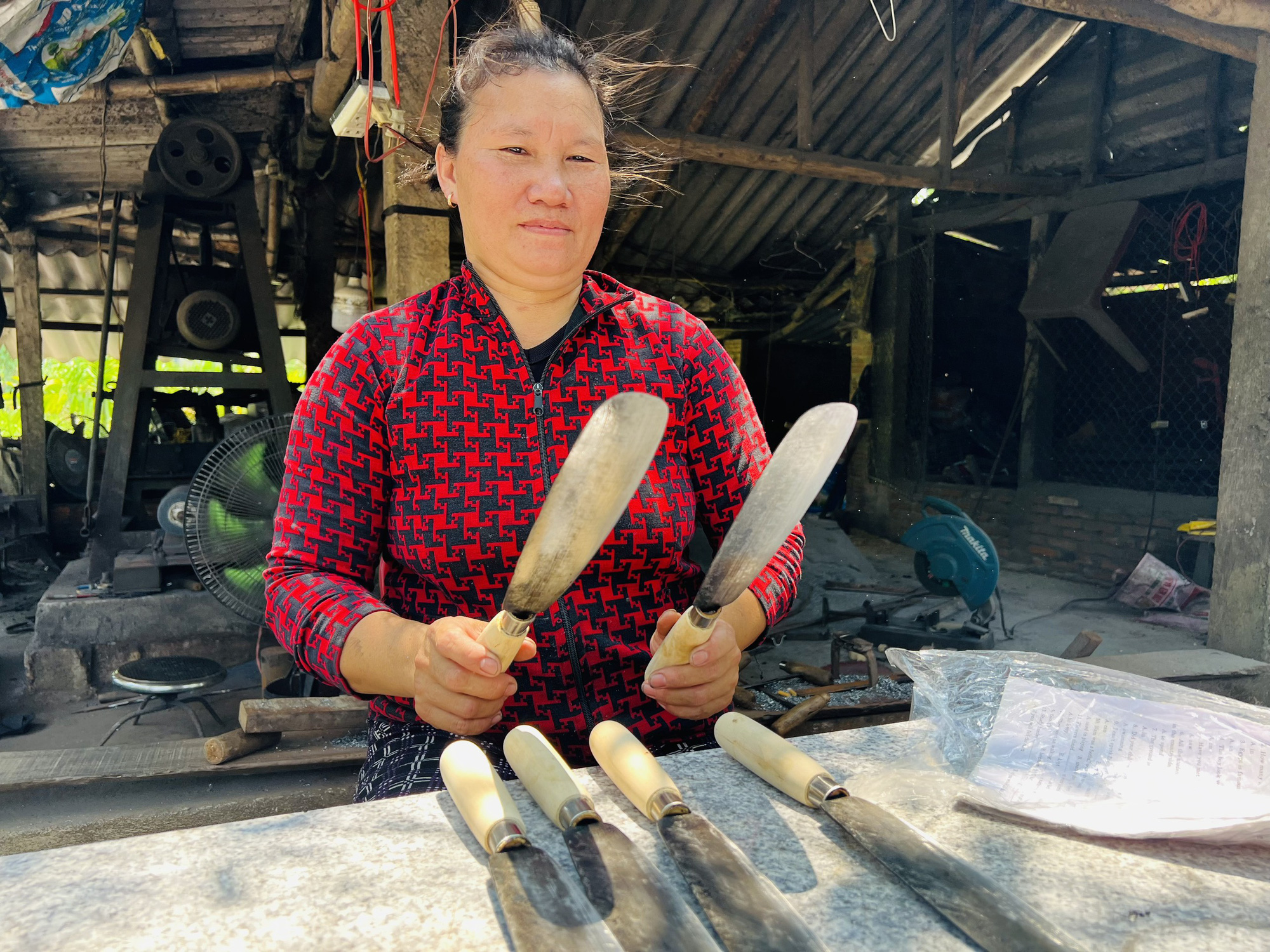 Thăm làng rèn đỏ lửa 300 năm được công nhận làng nghề OCOP 3 sao - Tuổi ...