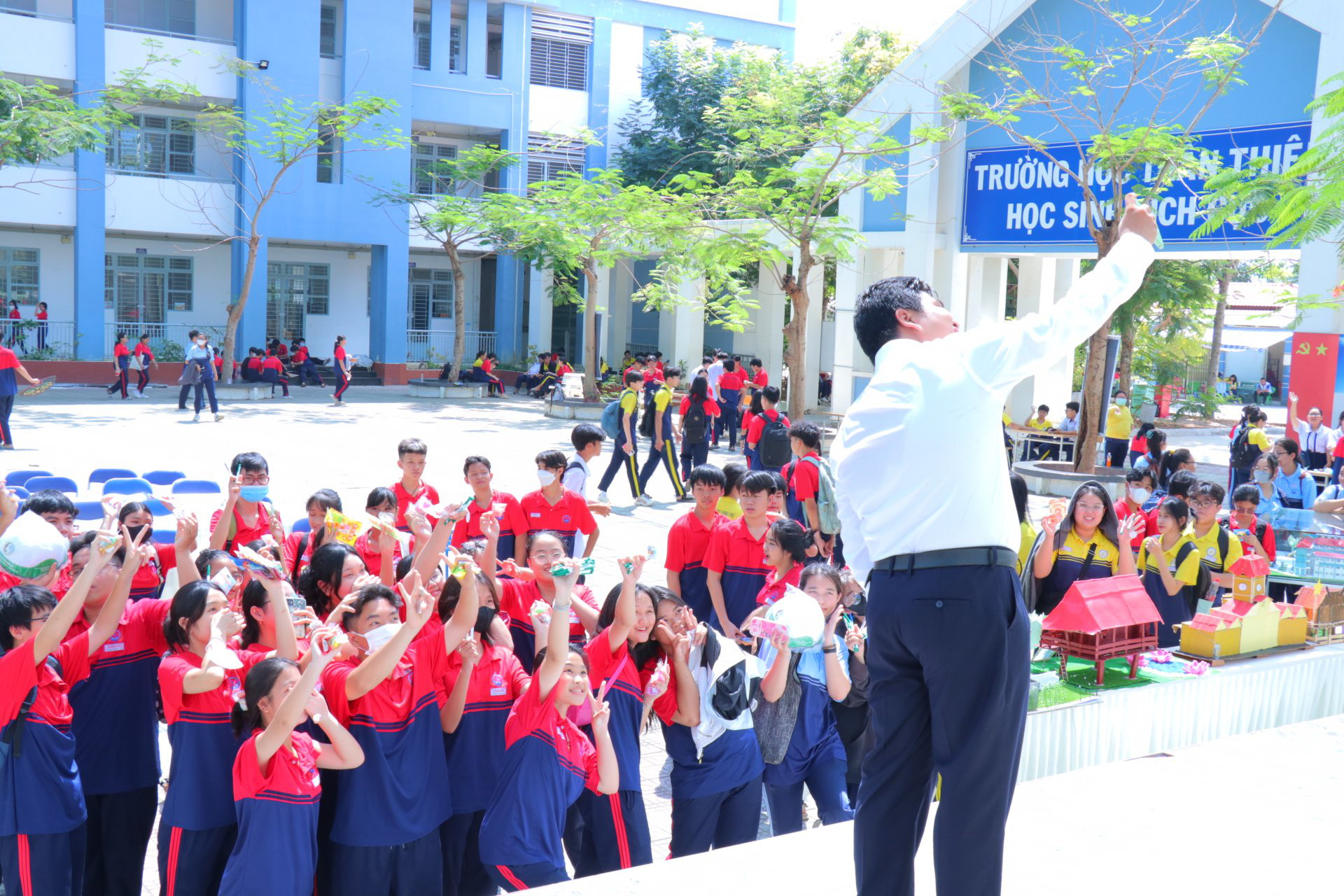 Toán học kết hợp nghệ thuật, trải nghiệm mới của teen Trường THPT Phong Phú