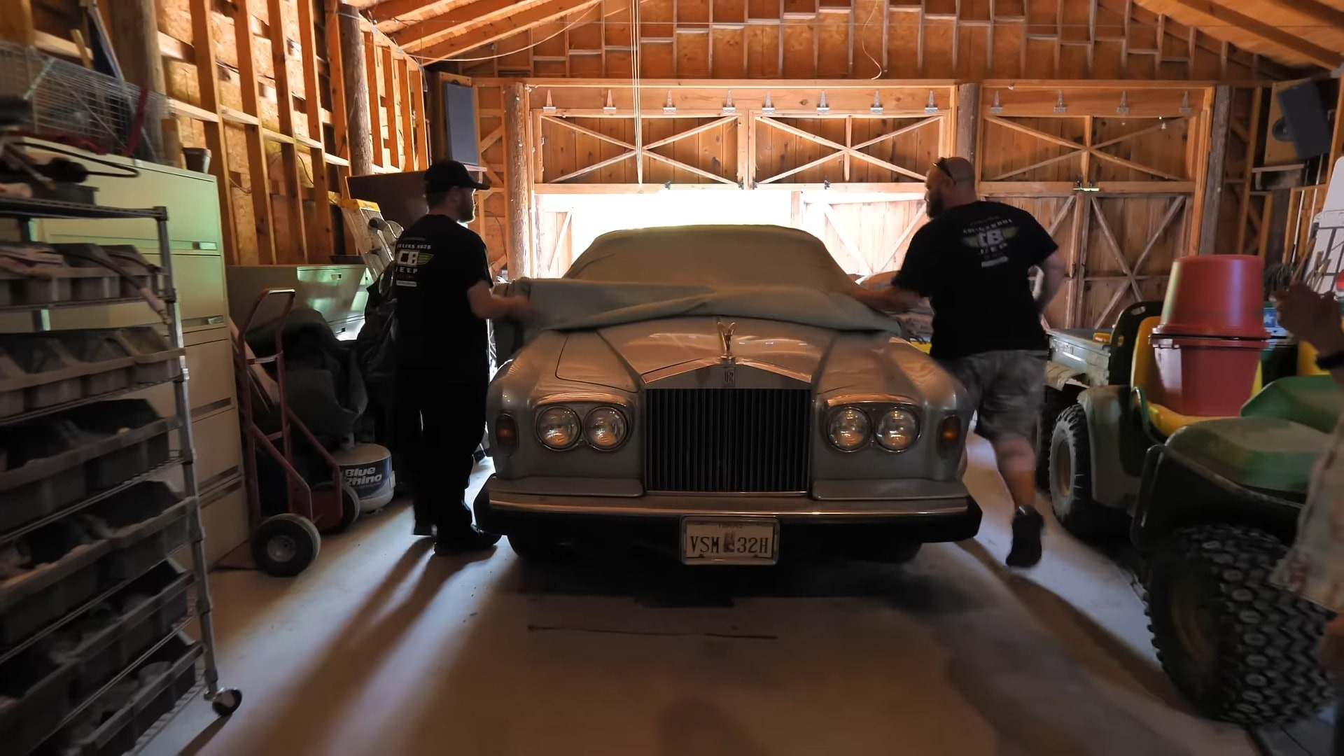 Xe Rolls-Royce quý hiếm được dùng làm… nhà kho, chỗ vui chơi cho cún ...