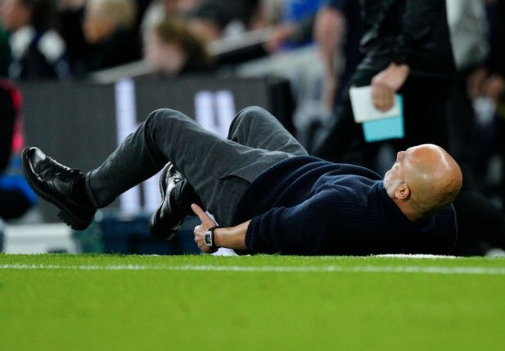 Pep Guardiola ‘té xỉu’ sau cú sút của Son Heung Min - Tuổi Trẻ Online