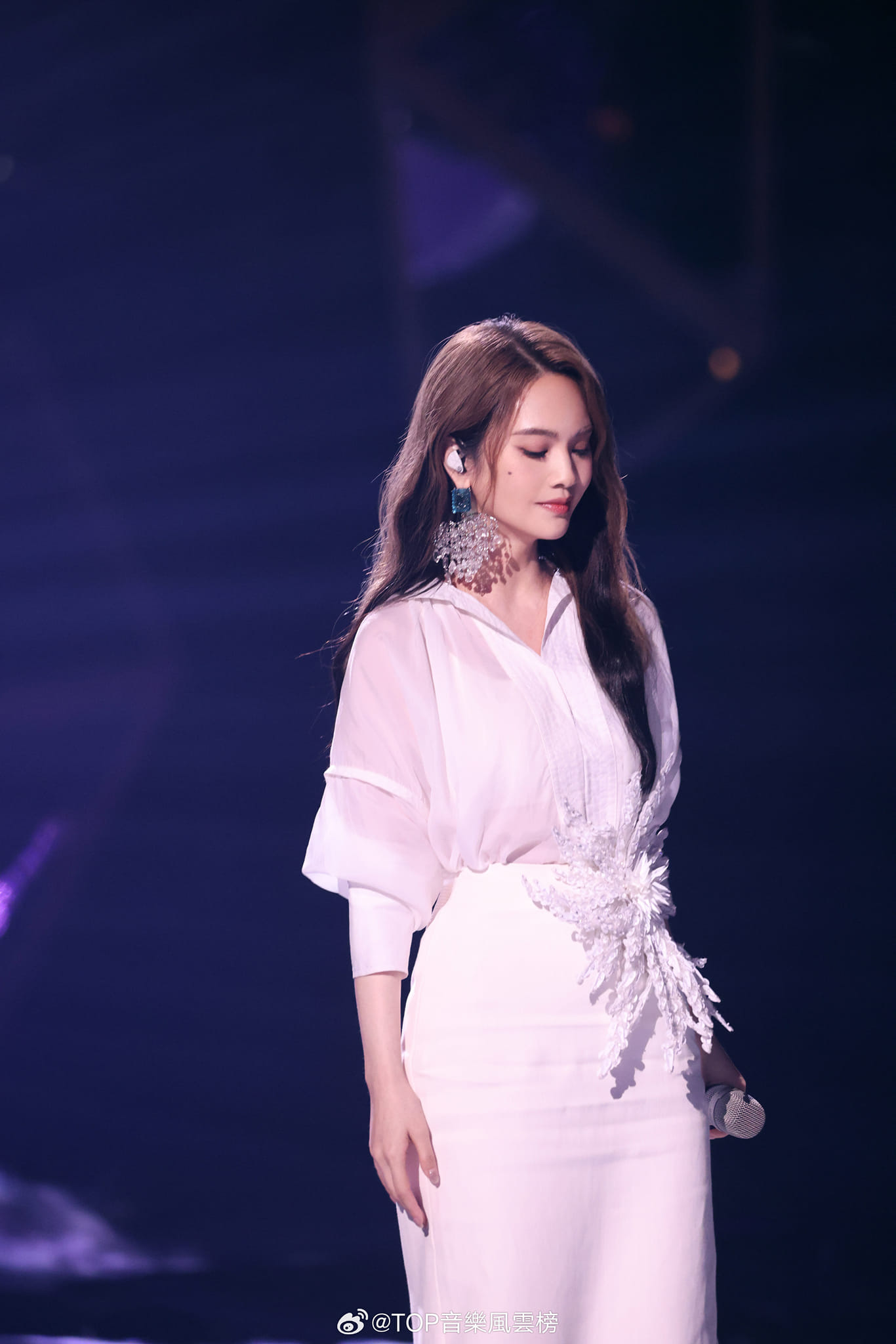 Na Anh hóa 'bà già Mãn Châu 60 tuổi', quyết phục thù ở Singer 2024 ...