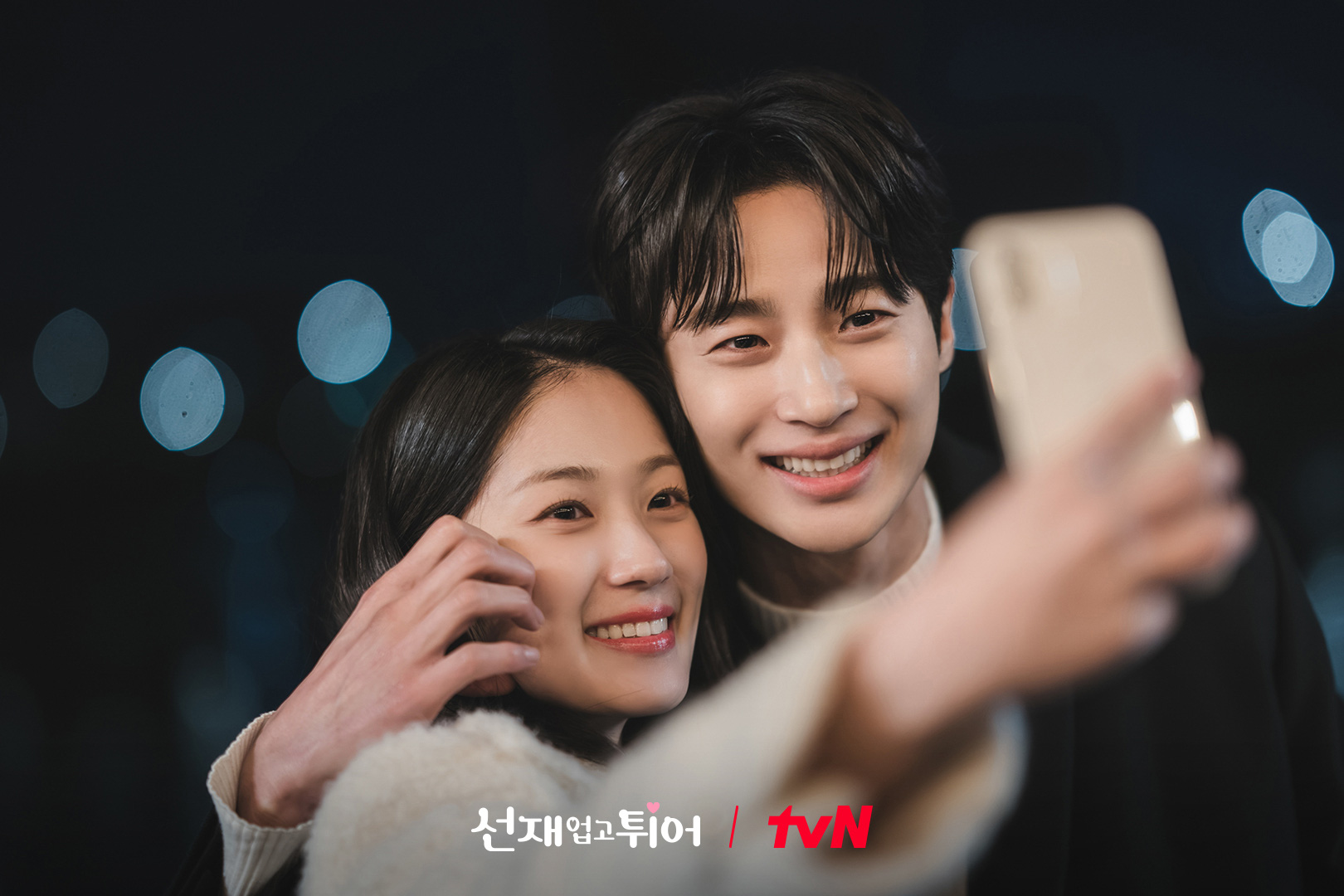 Tập cuối Lovely runner: Sun Jae nắm tay Im Sol bước vào lễ đường