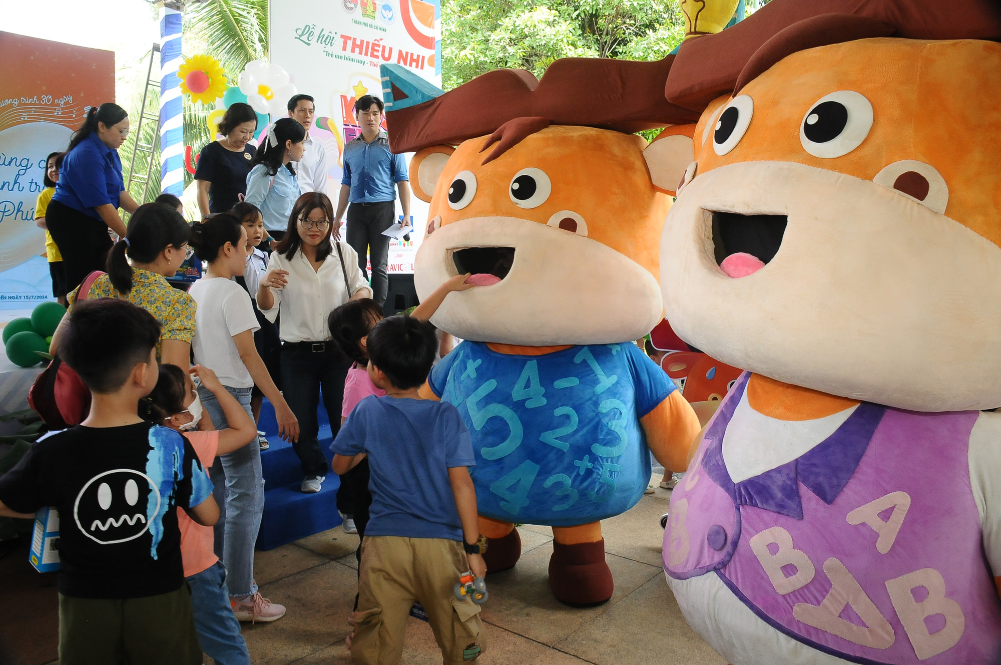 Mướt mồ hôi 'đeo' mascot vì đàn em thân yêu