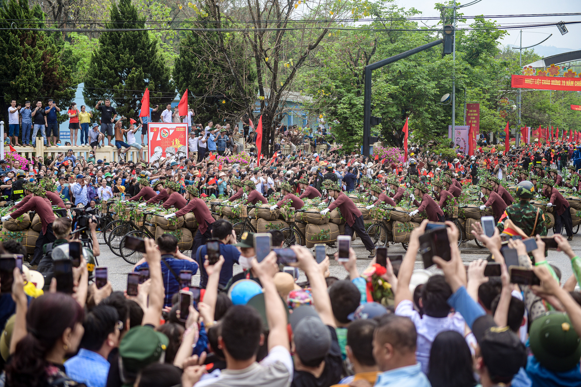 Diễu binh, diễu hành 70 năm Chiến thắng Điện Biên Phủ: Người dân trầm ...