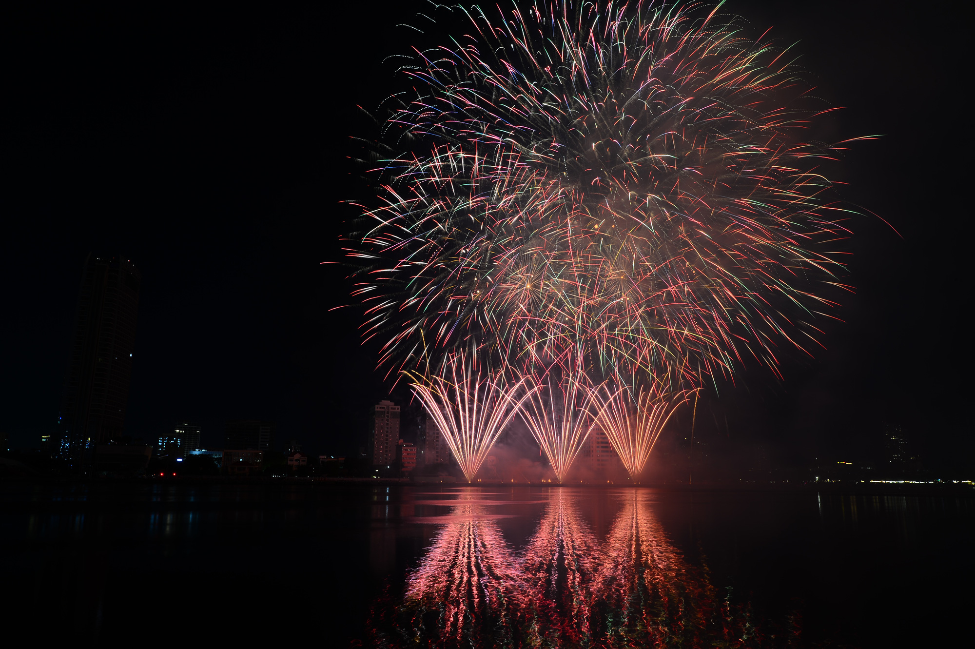 Watch eye-catching 'blockbuster' fireworks on the Han River from more ...