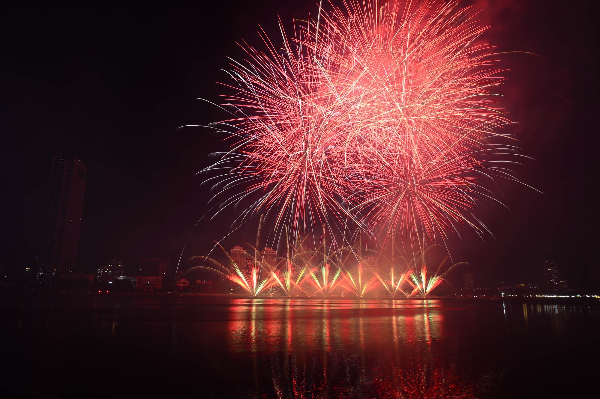 Watch eye-catching 'blockbuster' fireworks on the Han River from more ...