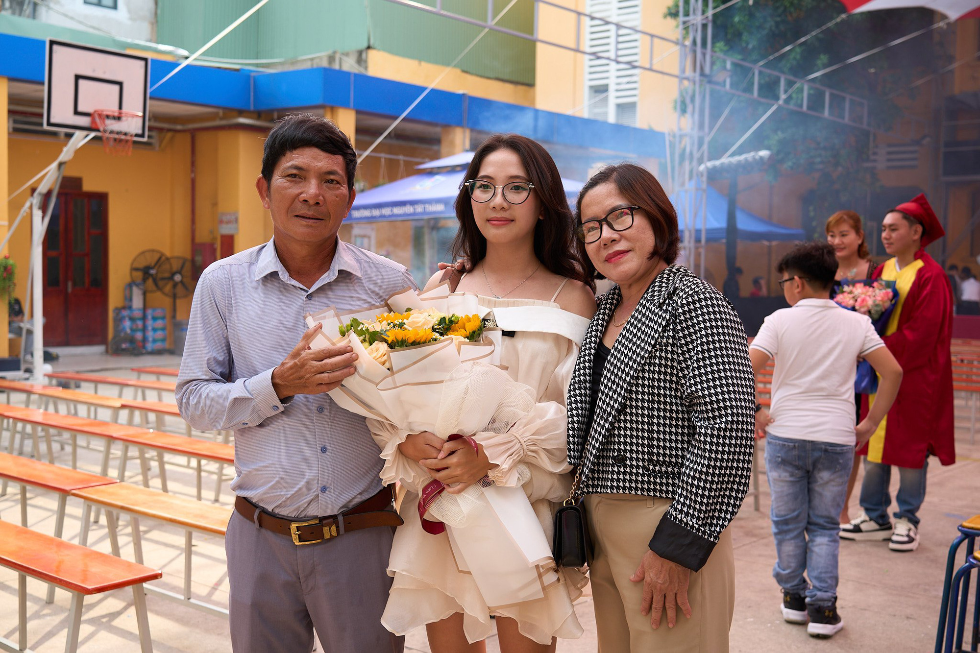 Teen 12 Trường THPT Ten Lơ Man thổi nến mừng sinh nhật tuổi 18