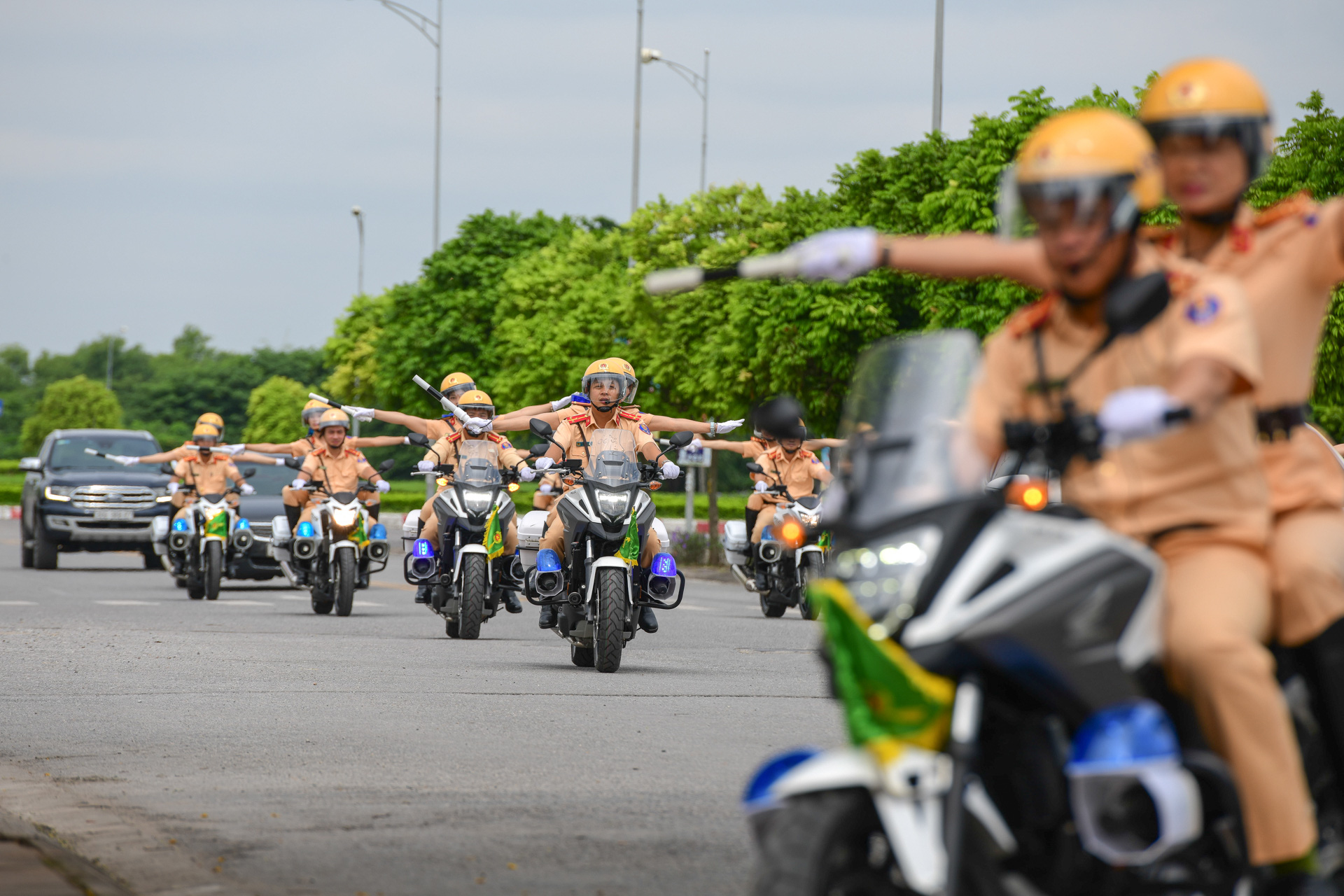 Hanoi Police distribute traffic to serve international delegations ...