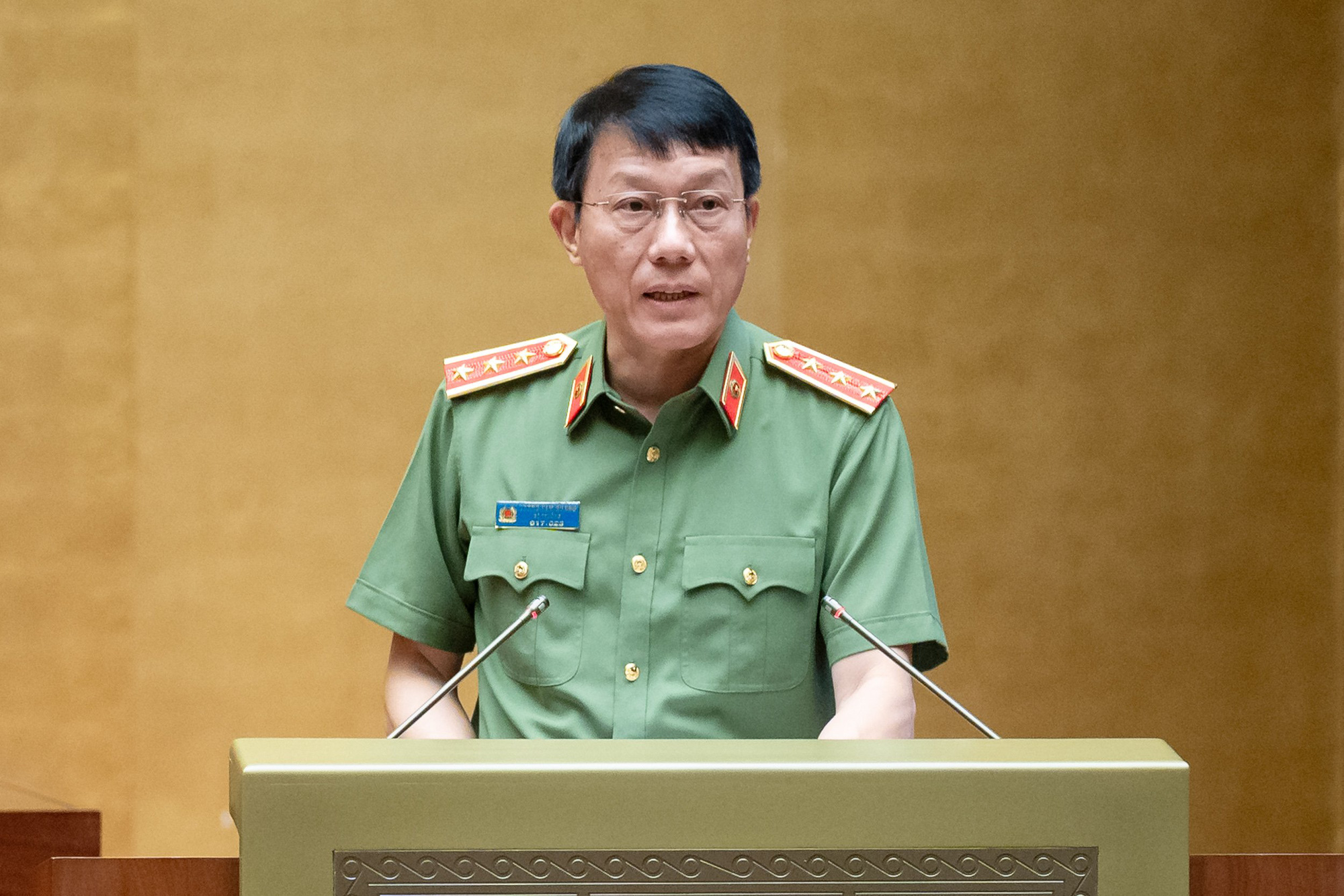 Bộ trưởng Bộ Công an Lương Tam Quang trình Quốc hội dự luật mới về ...