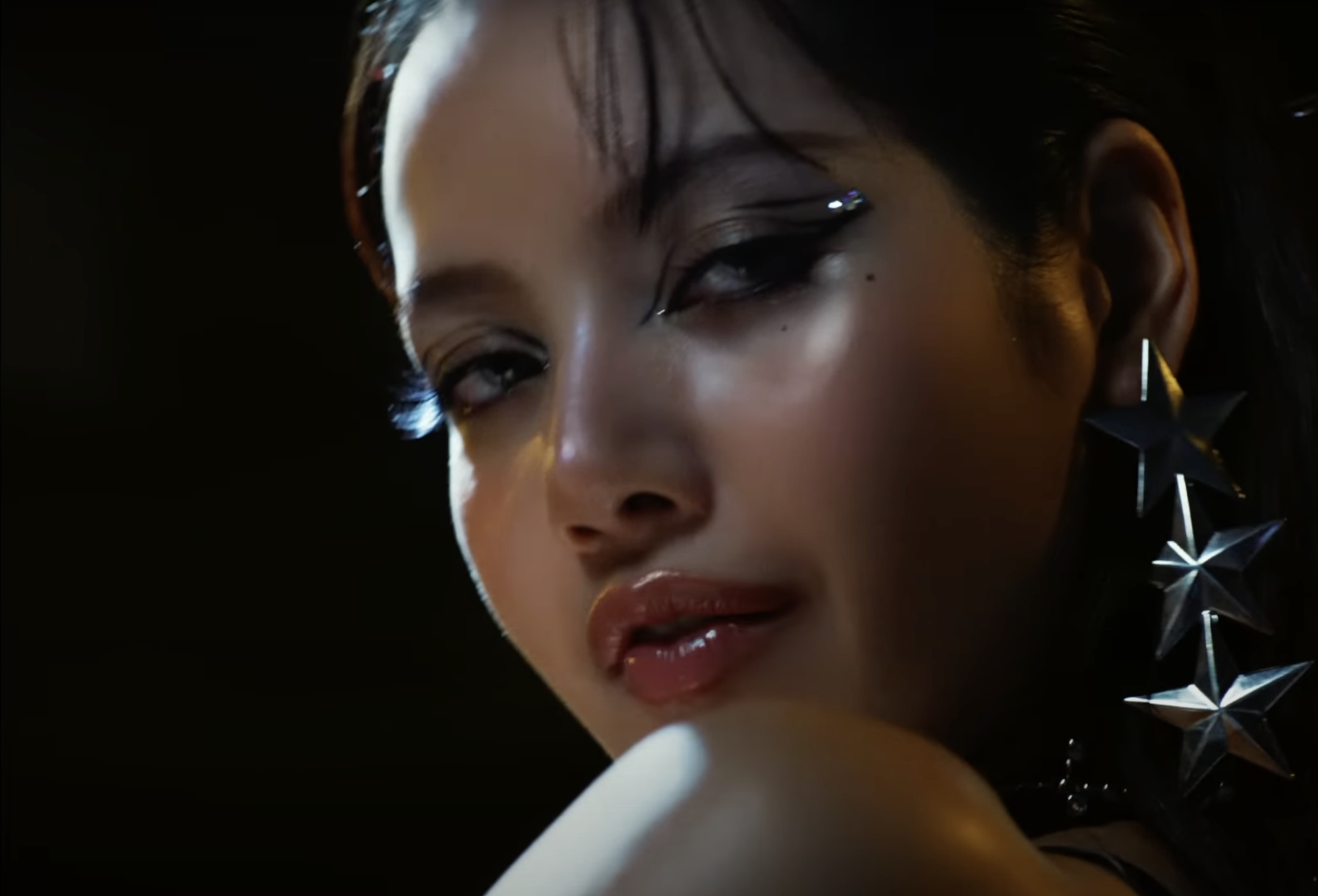 Thay đổi hình ảnh trong Rockstar, Lisa (BLACKPINK) được khen tới tấp