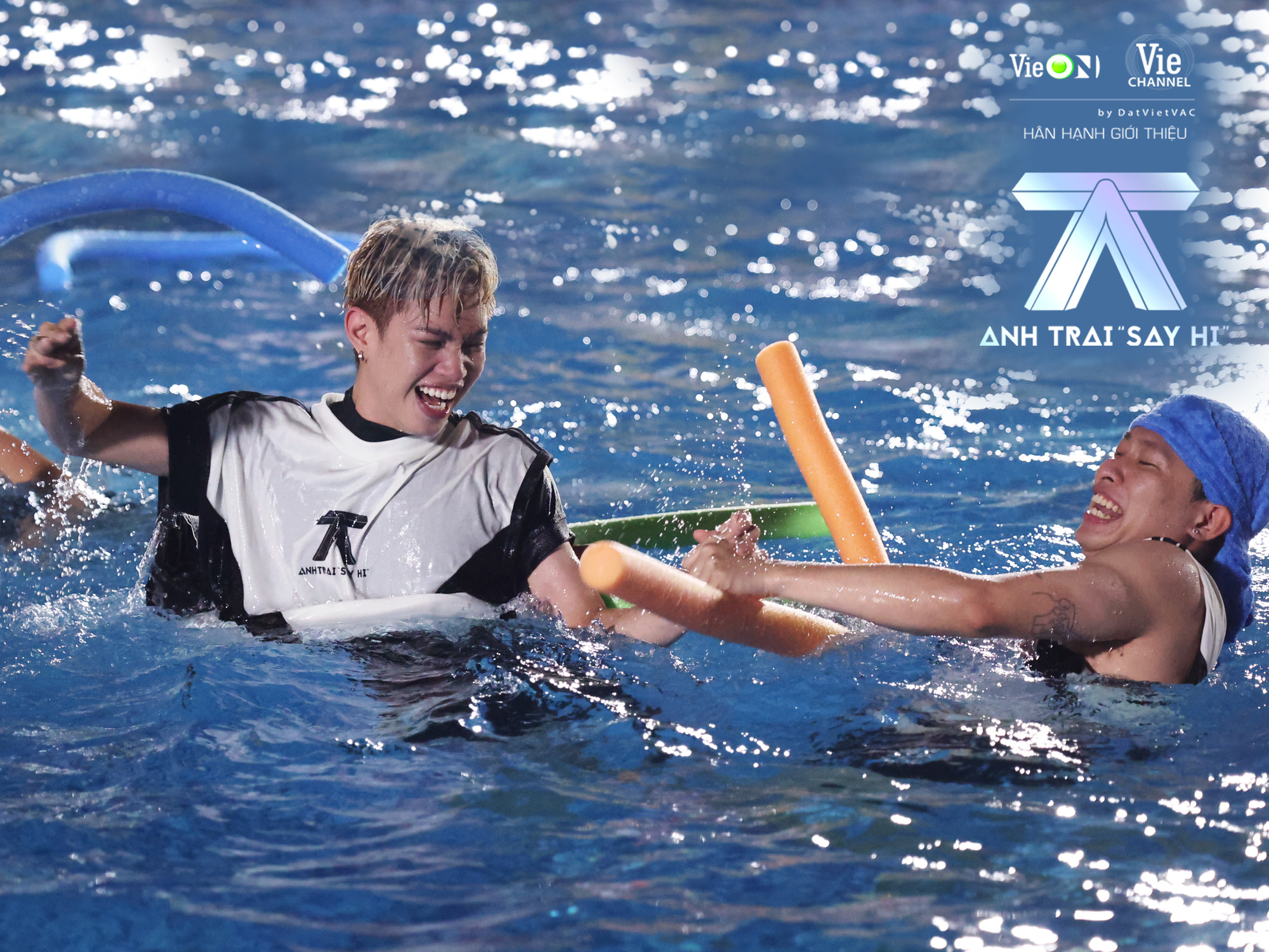 Anh trai say hi thành show hài, HIEUTHUHAI được khen 'gia trưởng mà ...