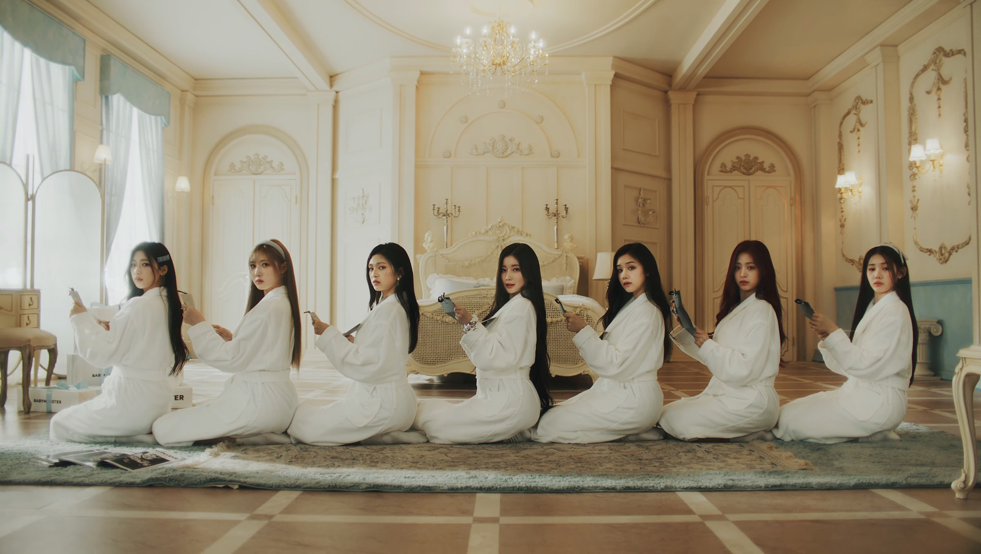 BabyMonster lột xác trong MV mới 'FOREVER'