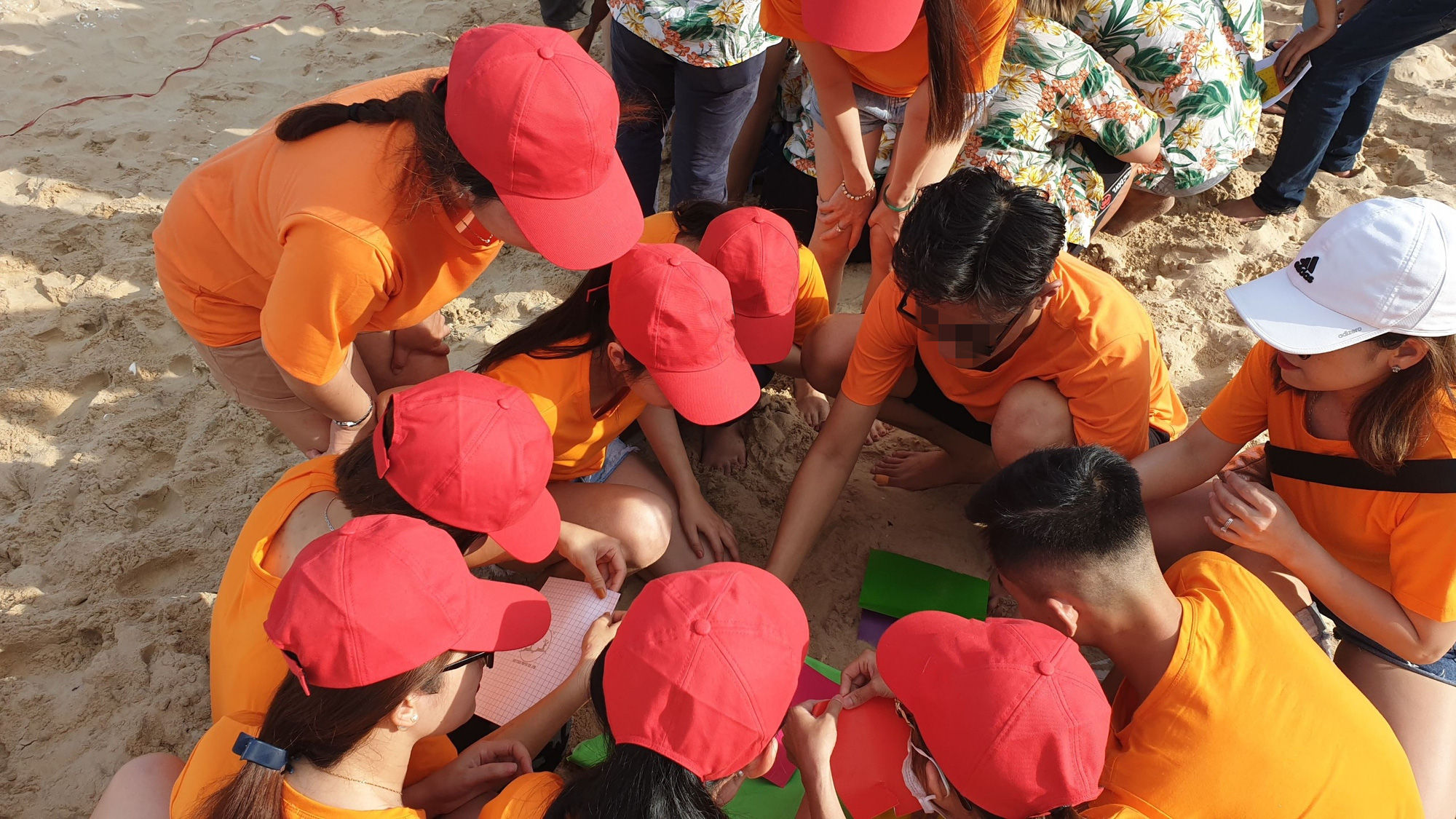 Đi team building để vui vẻ đoàn kết, sao lại dính vào mấy trò thắng ...