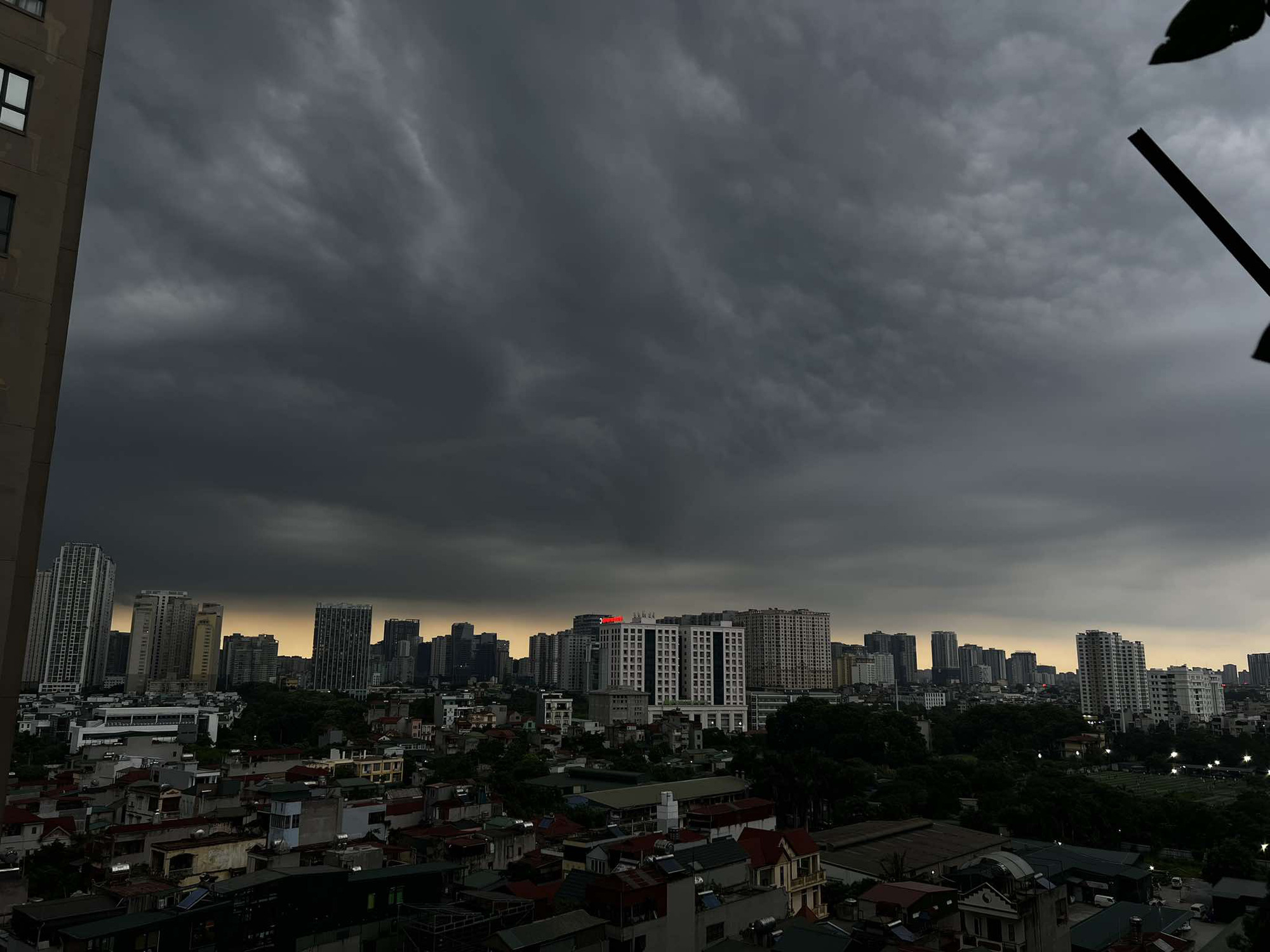 Bầu trời Hà Nội tối sầm, cảnh báo mưa lớn - Tuổi Trẻ Online